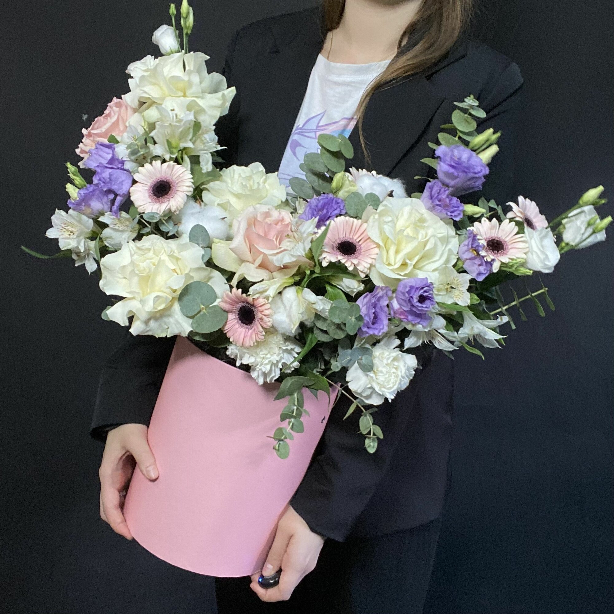 Букет в коробке (коробка, роза, эвкалипт, альстромерия, гвоздика, герберы, эустома, хлопок)