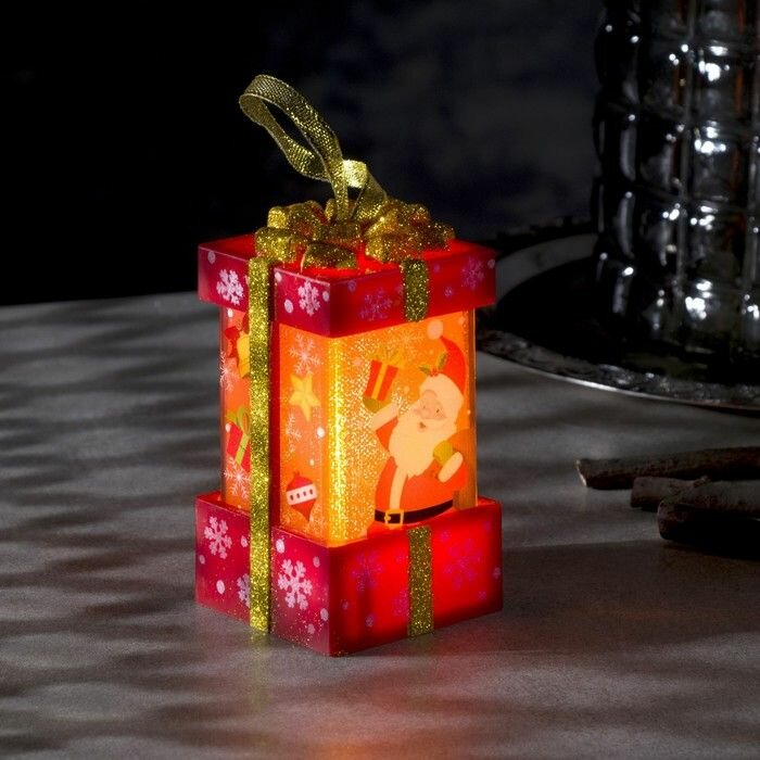 Светодиодная фигура Luazon Lighting "Красный подарок с Дедом Морозом", 6,3х11,5х6,3 см, пластик, АААх3, эффект пламени