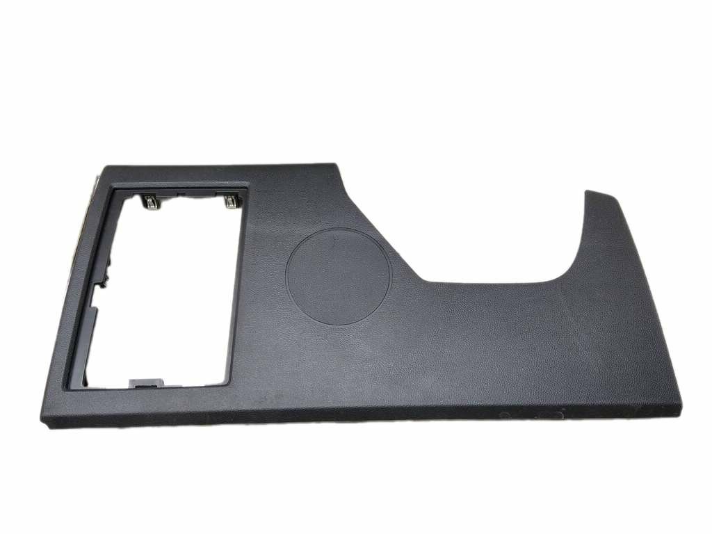 Облицовка передняя левая центральной консоли Рено Дастер 2