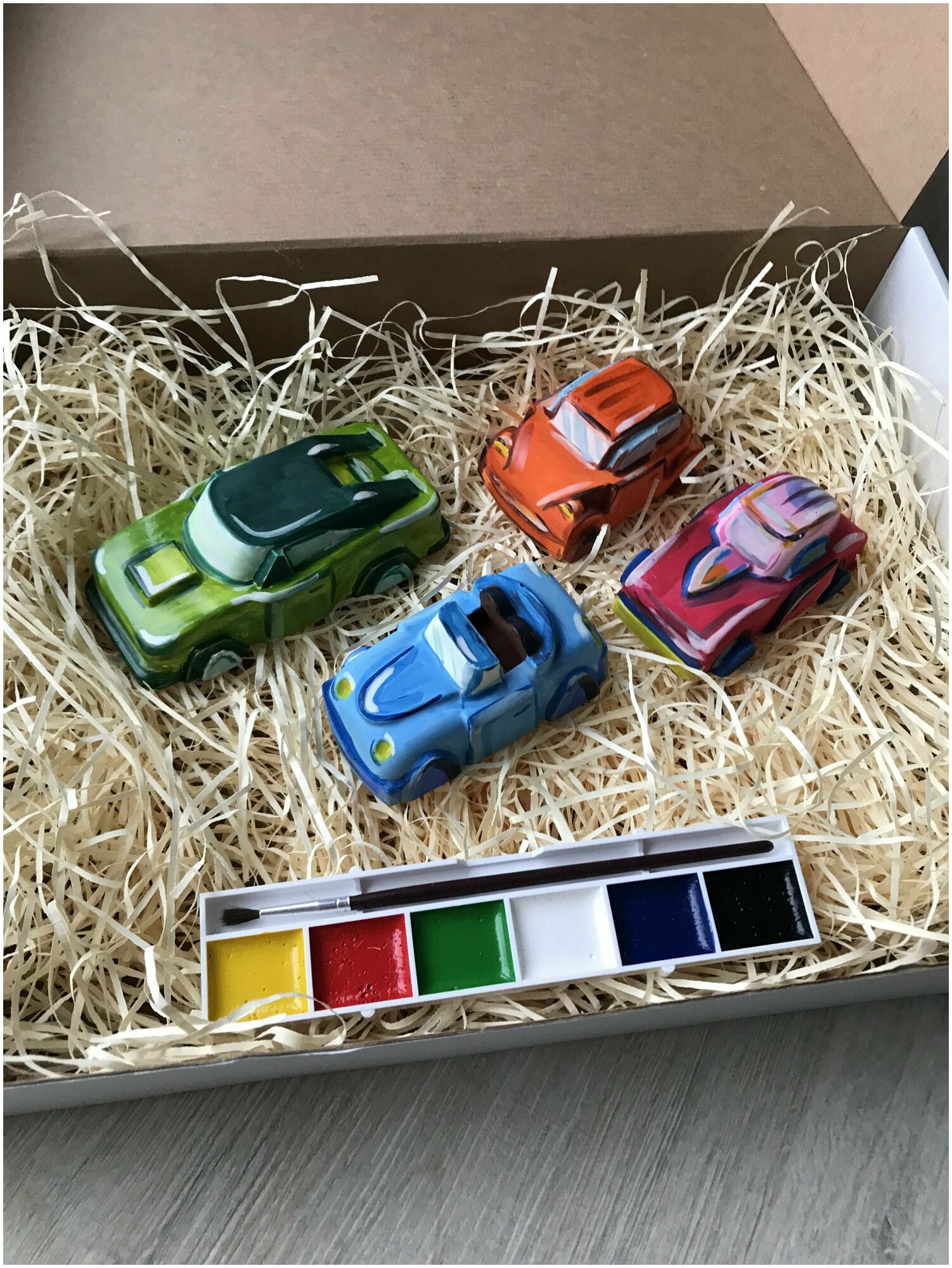 Набор для росписи машинки. 4 гипсовых автомобиля, кисточки краска / Многоразовая объемная раскраска Сделай Сам / Творчество для детей и взрослых