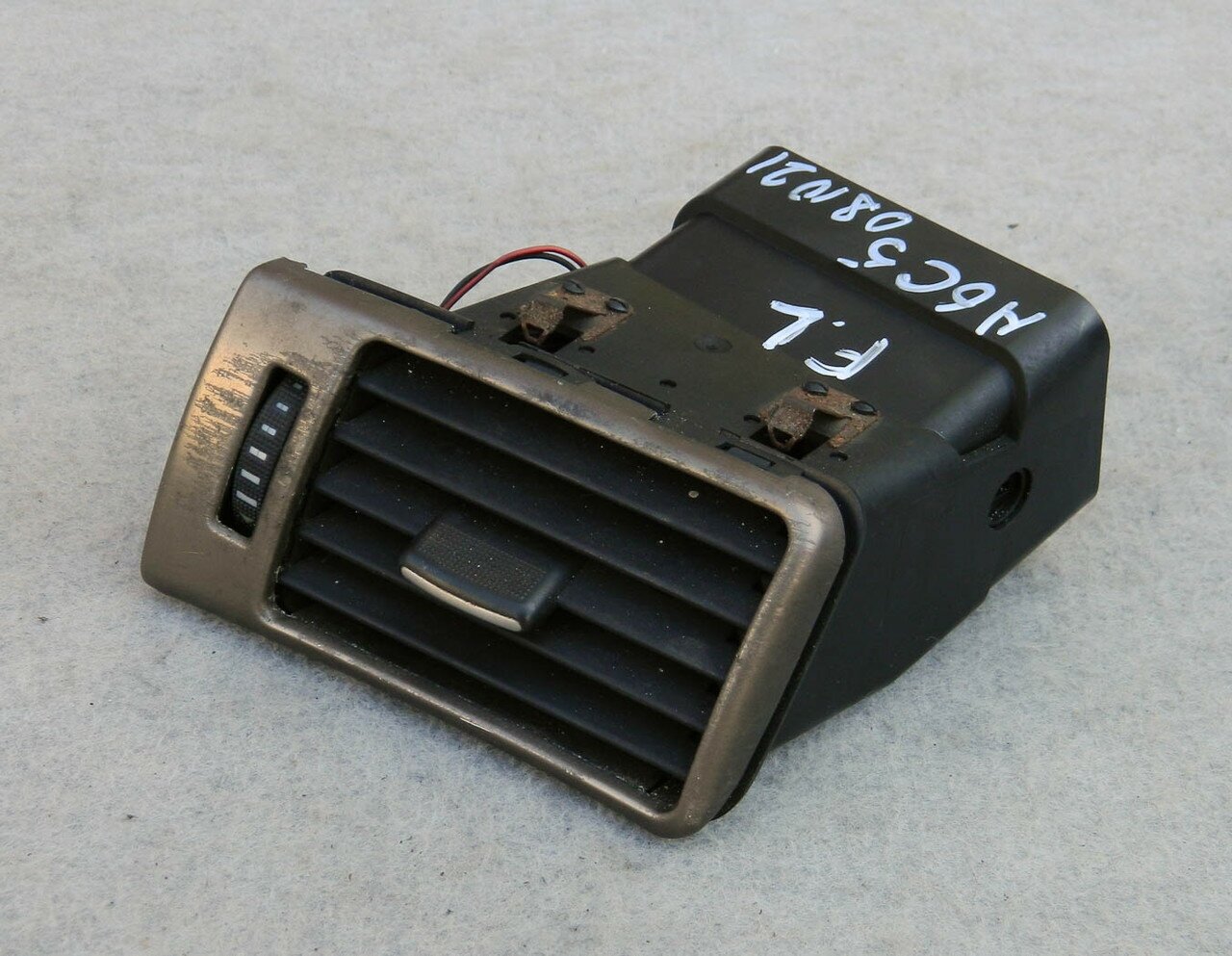 Дефлектор воздушный левый Audi A6 C5 `