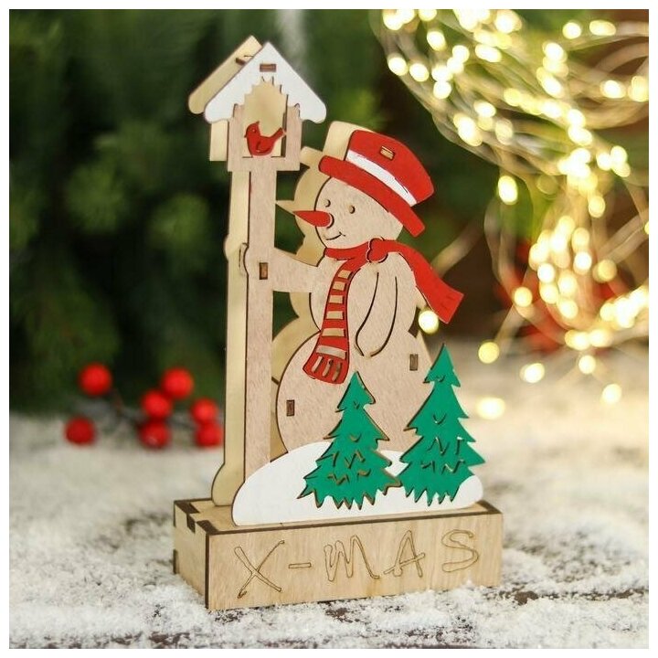 Светильник новогодний "Снеговик в лесу у скворечника", праздничное украшение с подсветкой, настольная декоративная фигурка для интерьера, декор на новый год, 12х21 см