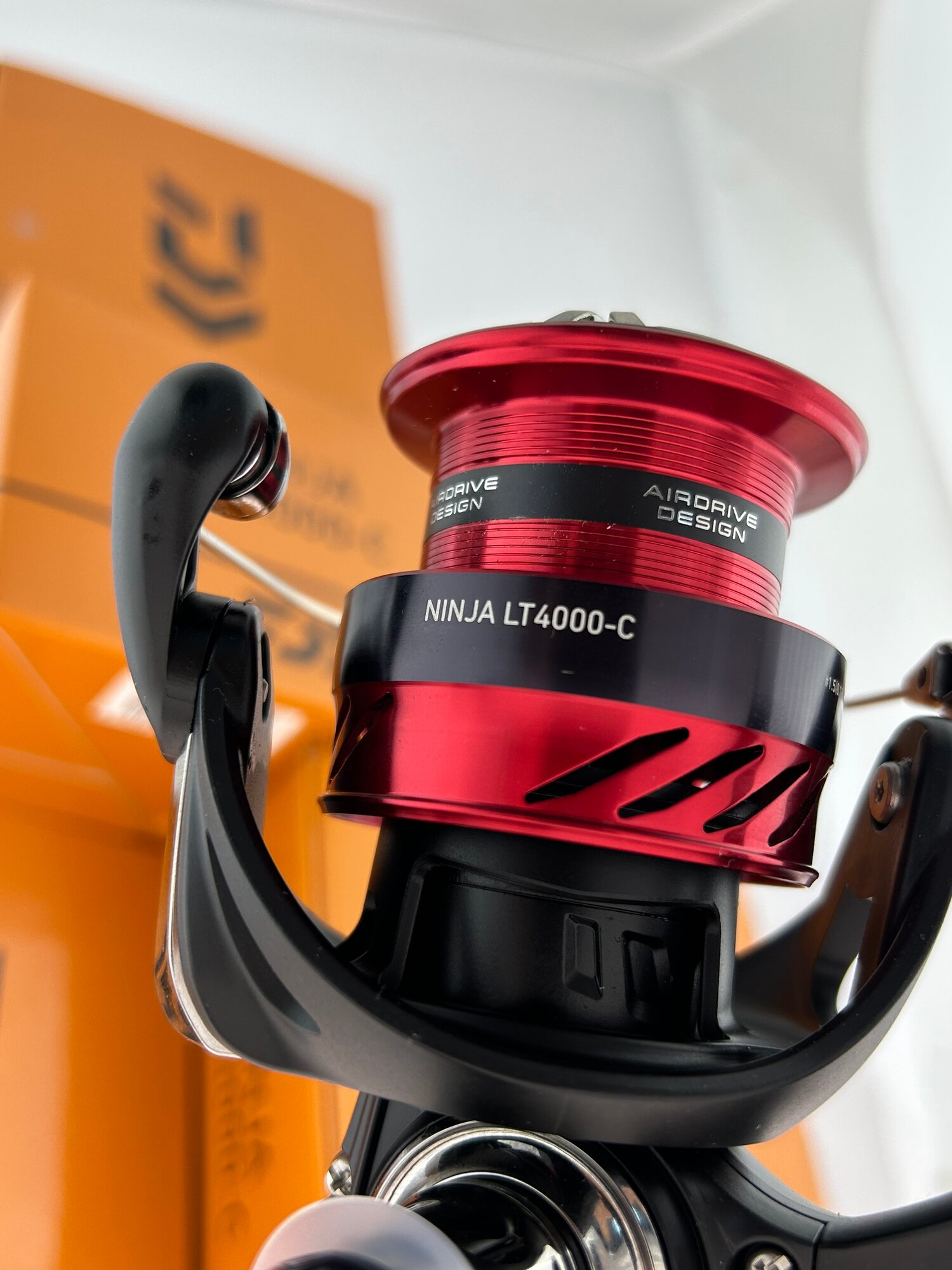 Спиннинговая катушка Daiwa 23 Ninja LT4000-C безынерционная с передним фрикционом