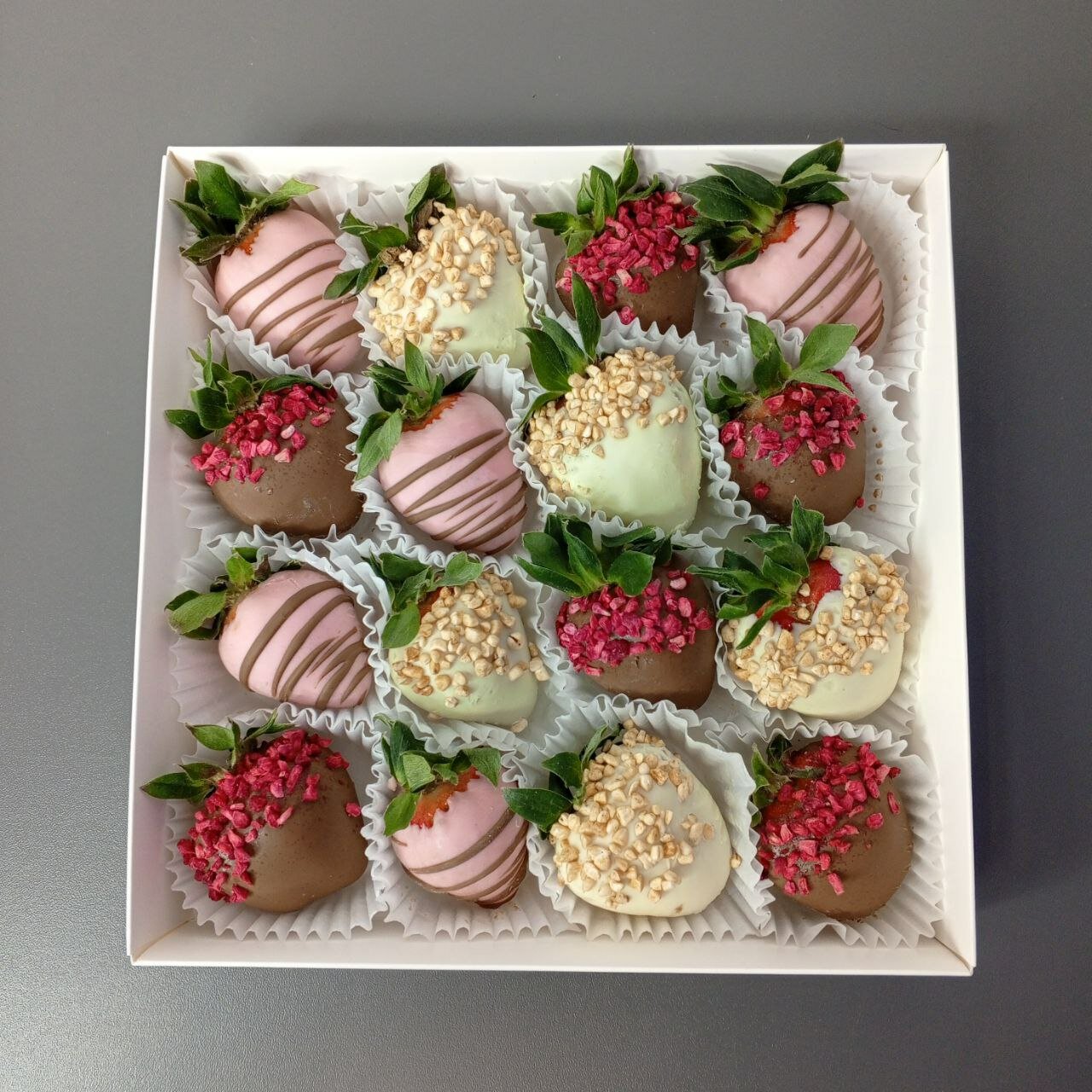 Клубника Flowerstorg в шоколаде, 16-20 ягод, белый/розовый/молочный шоколад, с малиной и рисом