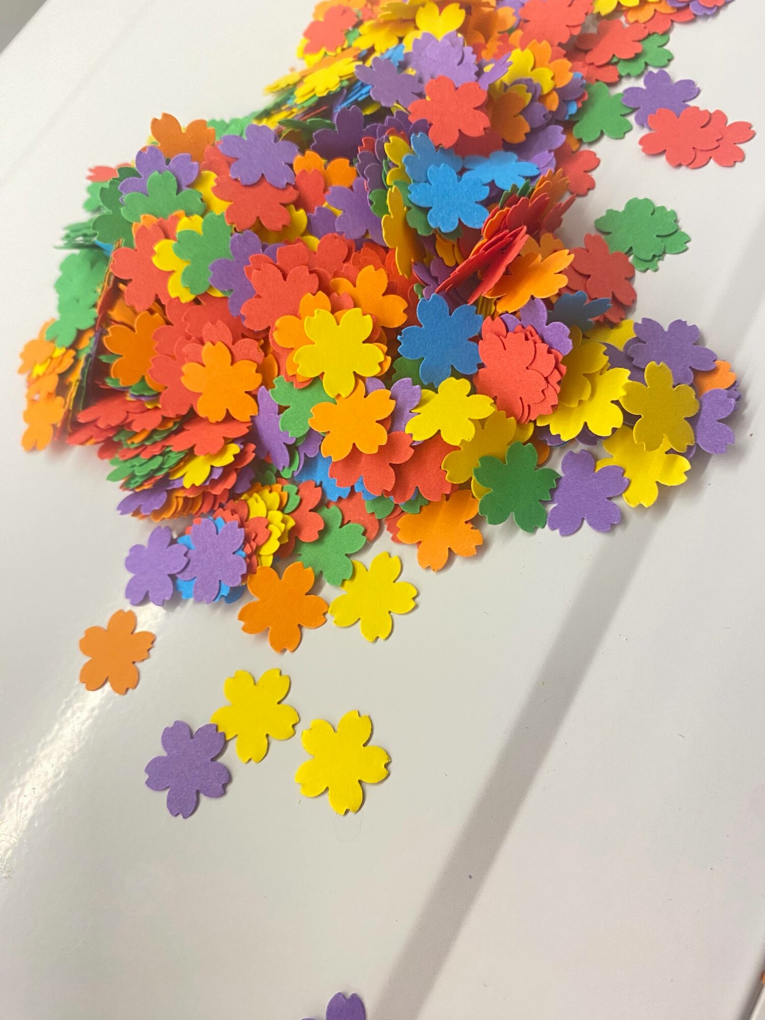 Конфетти "Цветочки" разноцветные из картона для пиньяты, праздников, скрапбукинга 1,5 см 10 г