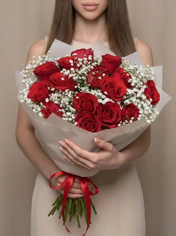 Букет "Мадам", розы и гипсофила, круглый, на стеблях, красный, 25 см, под ленту