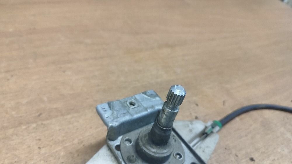 Стеклоподъемник задний левый Volkswagen Golf 3