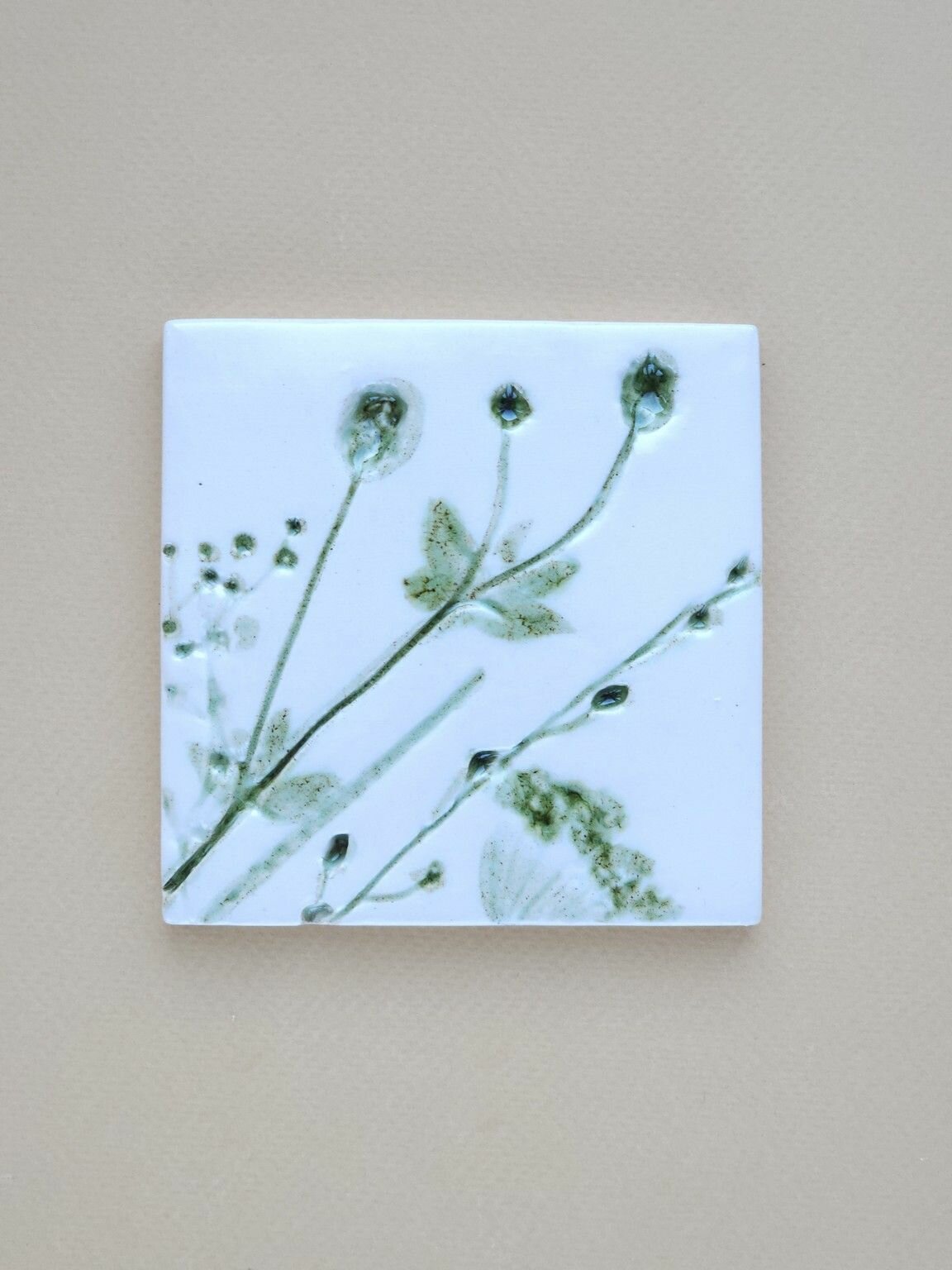 Ястребиночка (зелёная). Цветы на белом. Панно, изразец, настенный декор, плакетка, украшение настенное интерьерное. Ярославская майолика. Керамика ручной работы. Сделано в России.