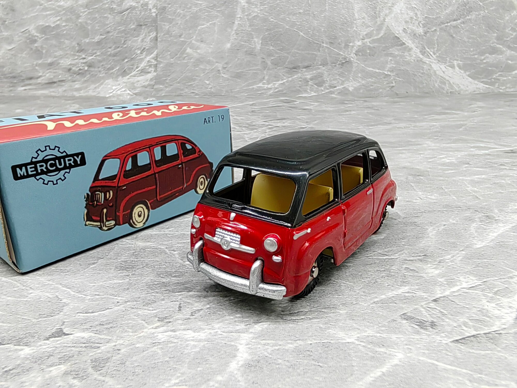 Модель автомобиля Fiat 600 в масштабе 1:43, литая, без салона, литое шасси