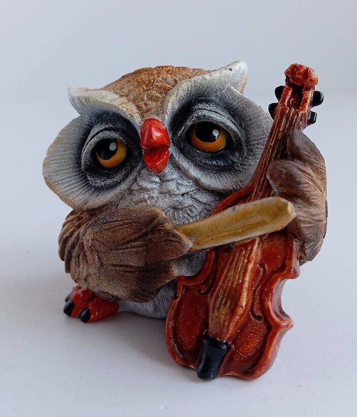 Фигурка "Сова с Виолончелью". Искусственный камень. Светло-коричневая.