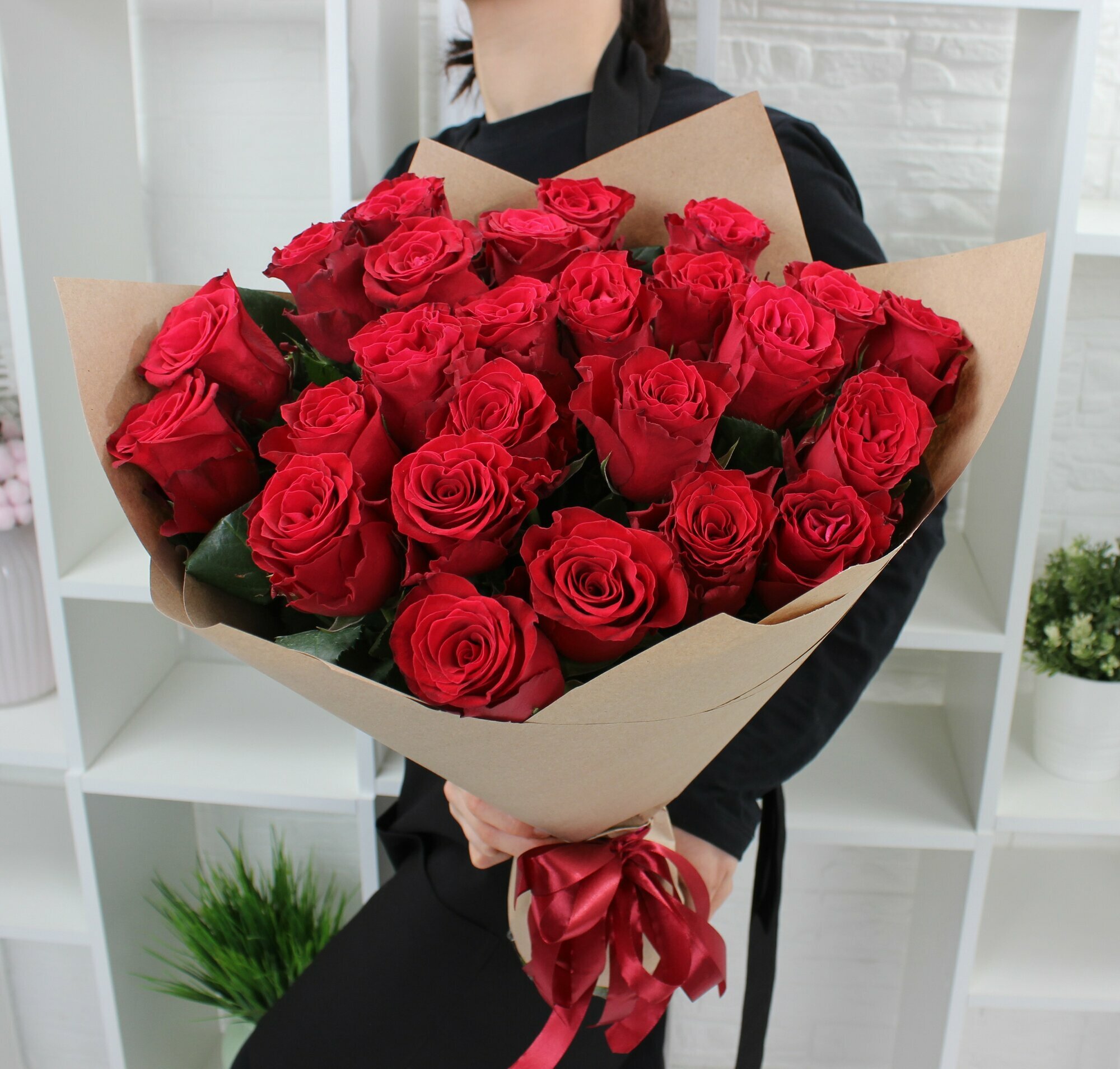 Монобукет THE FLOREAL красная роза 25 штук, высота 50 см, с бантом