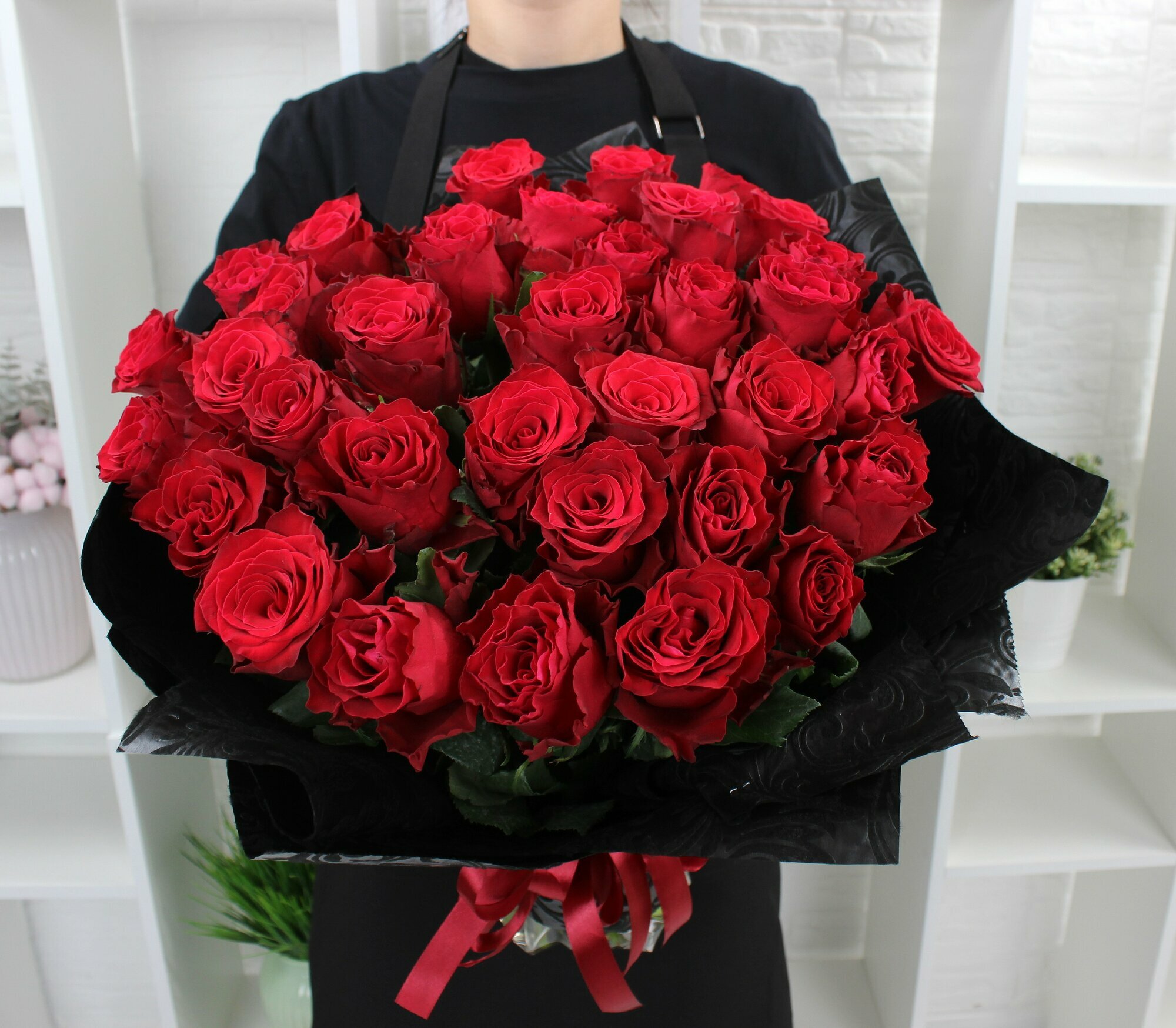Монобукет THE FLOREAL красная роза 35 штук, высота 60 см, с бантом