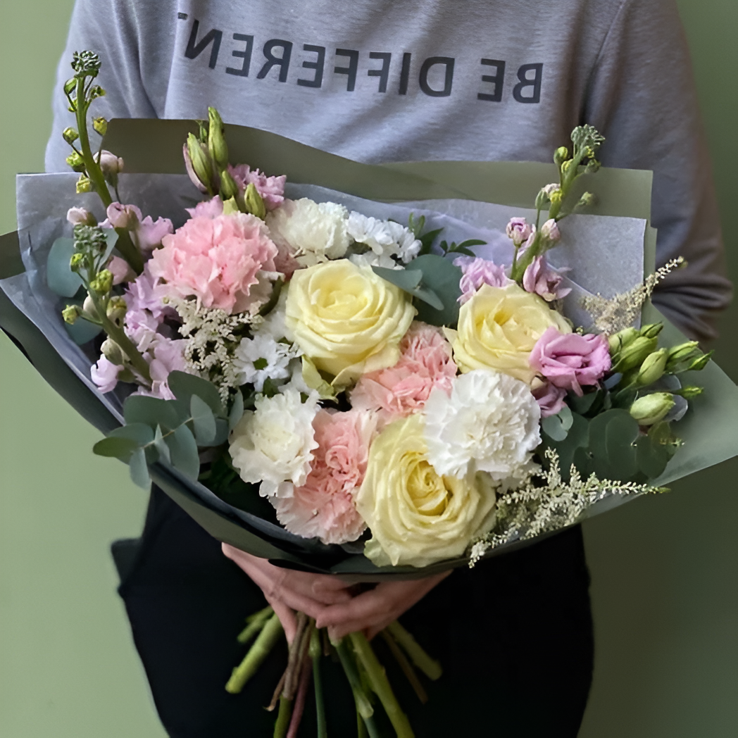 Авторский букет «Нежный жемчуг», с ароматной маттиолой, белой розой и диантусами