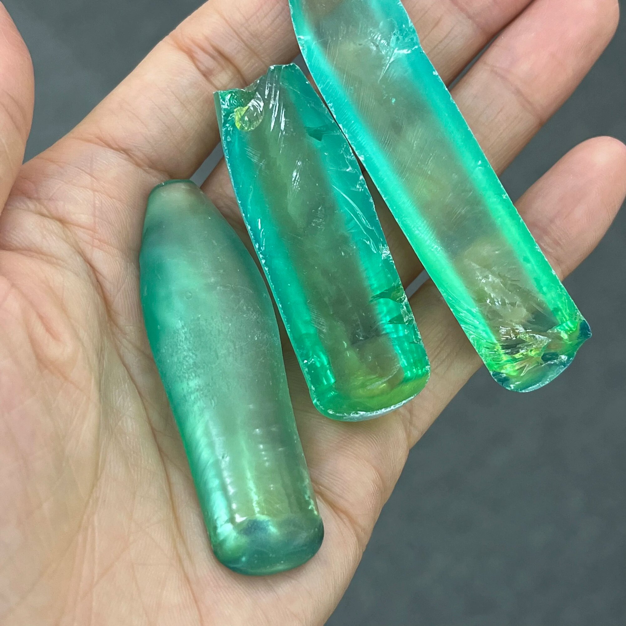 Изумрудный синтетический рубин Paraiba green 25gr