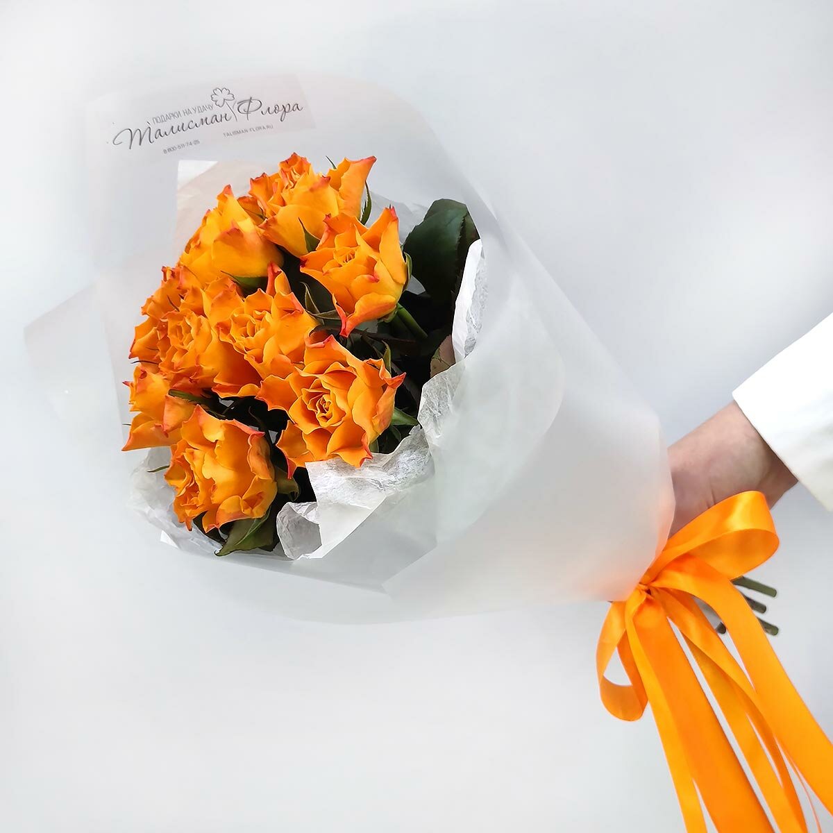 Монобукет Рыжее солнце, 7 роз, оформление бумага тишью, высота 40 см