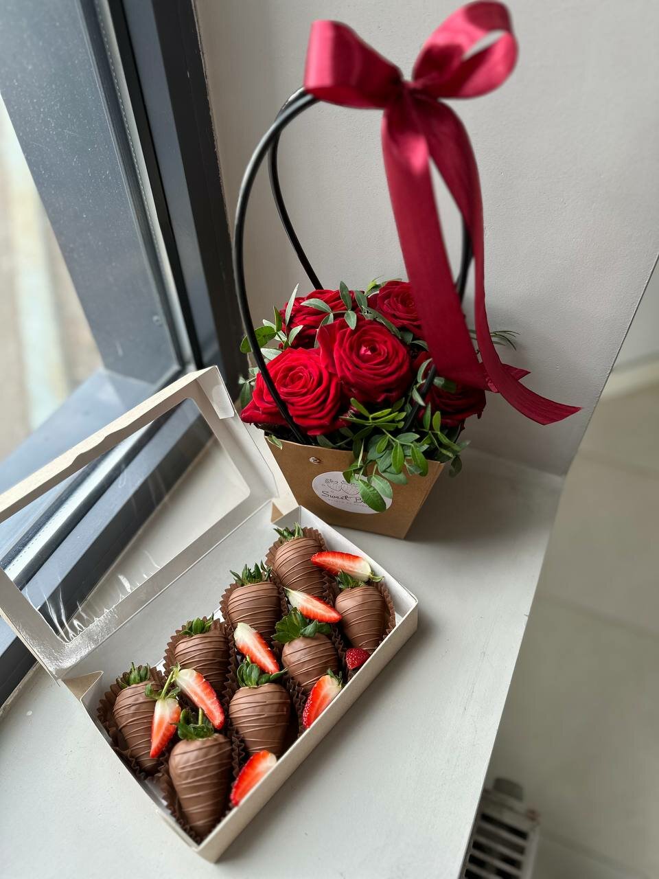 Композиция "Шарм" от Sweet Berry" набор из клубники в шоколаде и красные розы