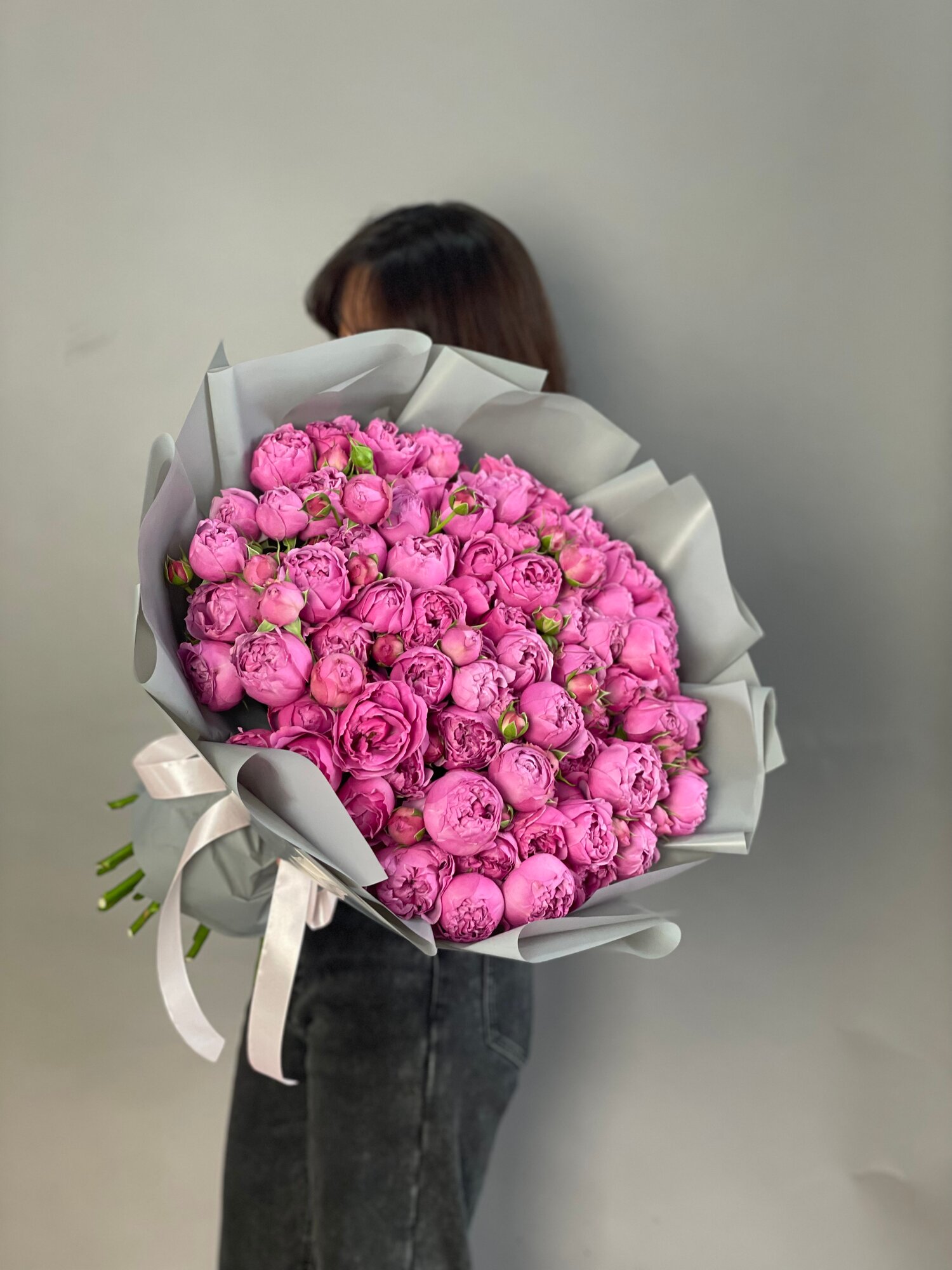 Букет из 25 кустовых пионовидных роз, размер L, от "Di_Flowerslab"