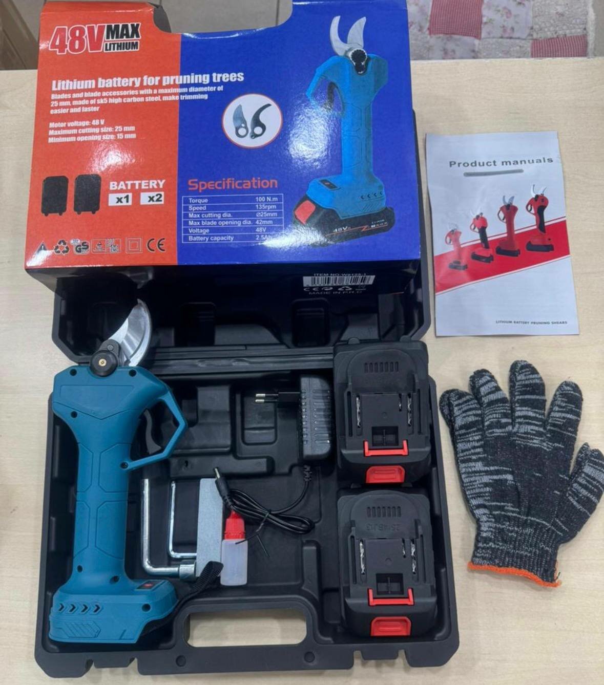 Мощный аккумуляторный секатор для деревьев до 30 мм с 2-мя АКБ и временем работы до 5 часов.