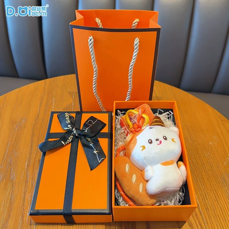 Мягкий котик-брелок в оранжевой коробке и подарочной сумке: багет-дизайн, игрушка-аксессуар