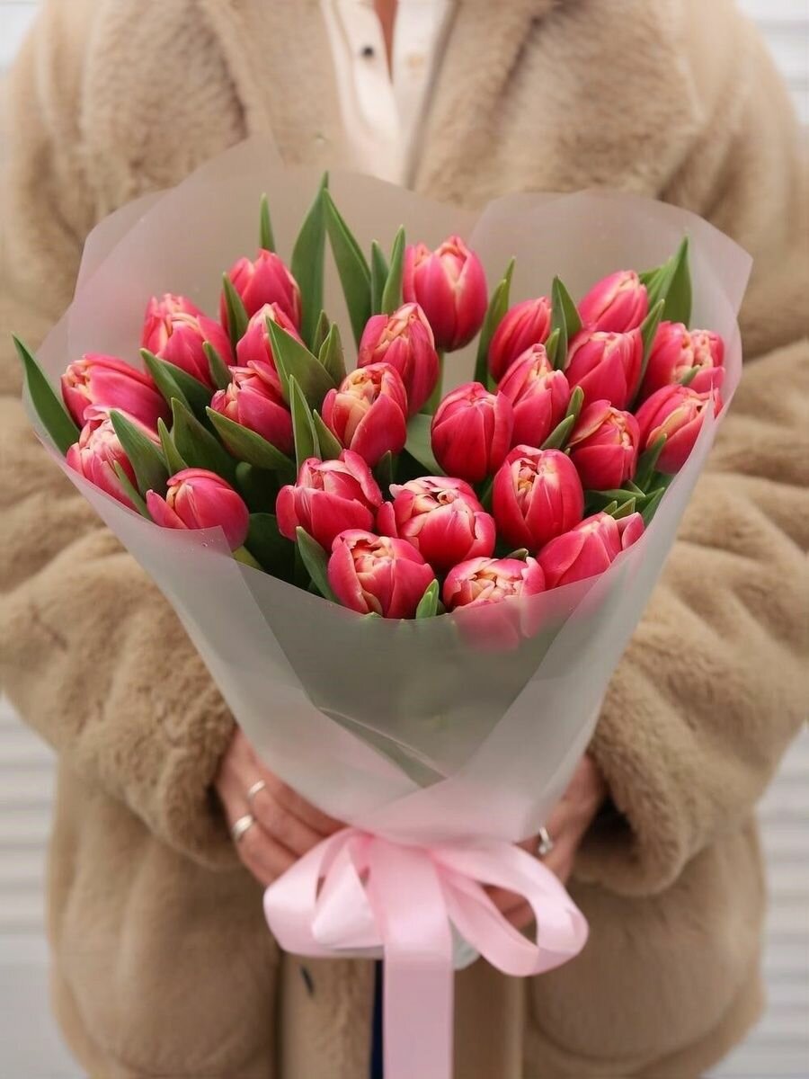 25 пионовидных тюльпанов