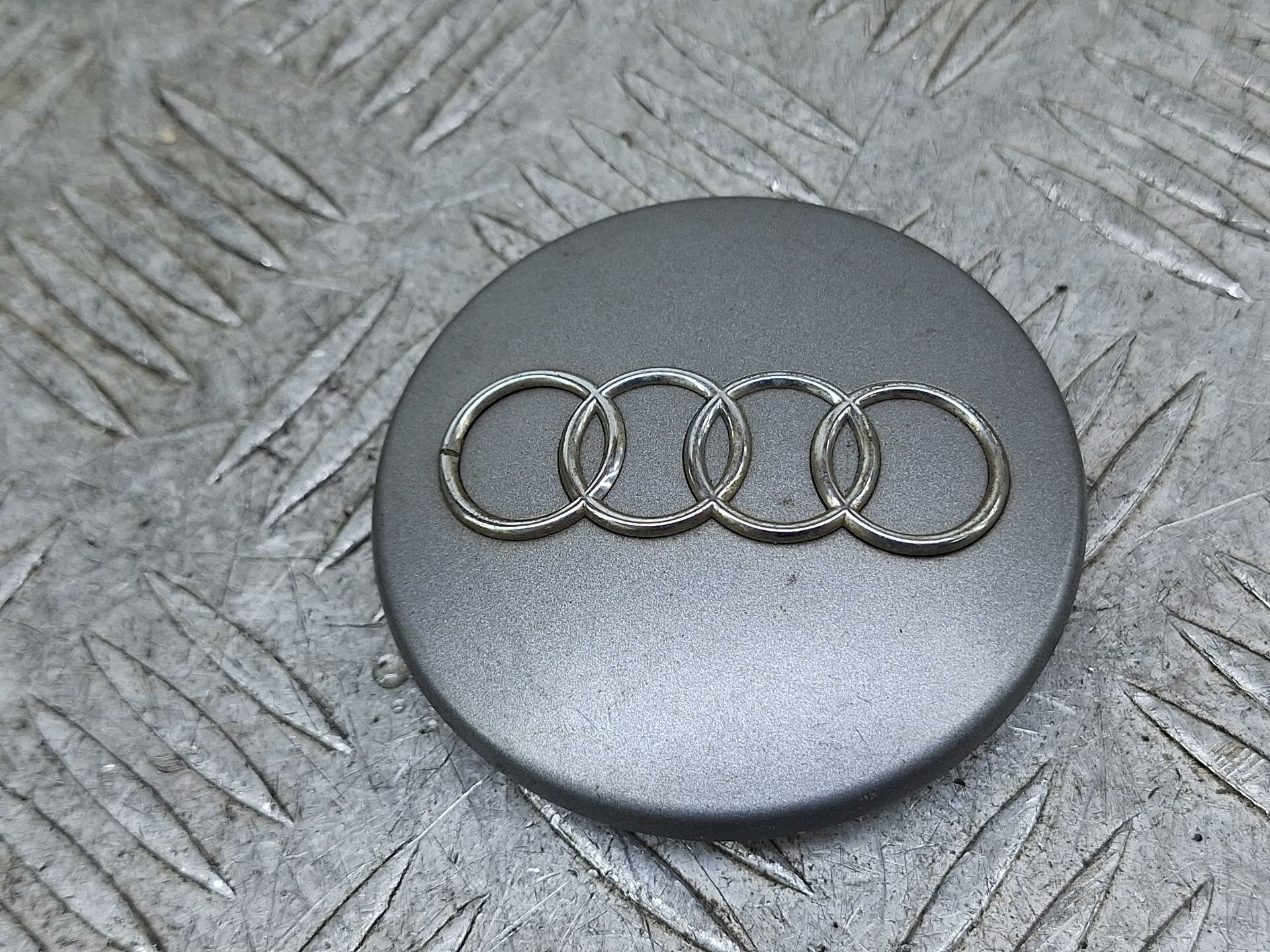 Колпачок литого диска Audi 8D0601170