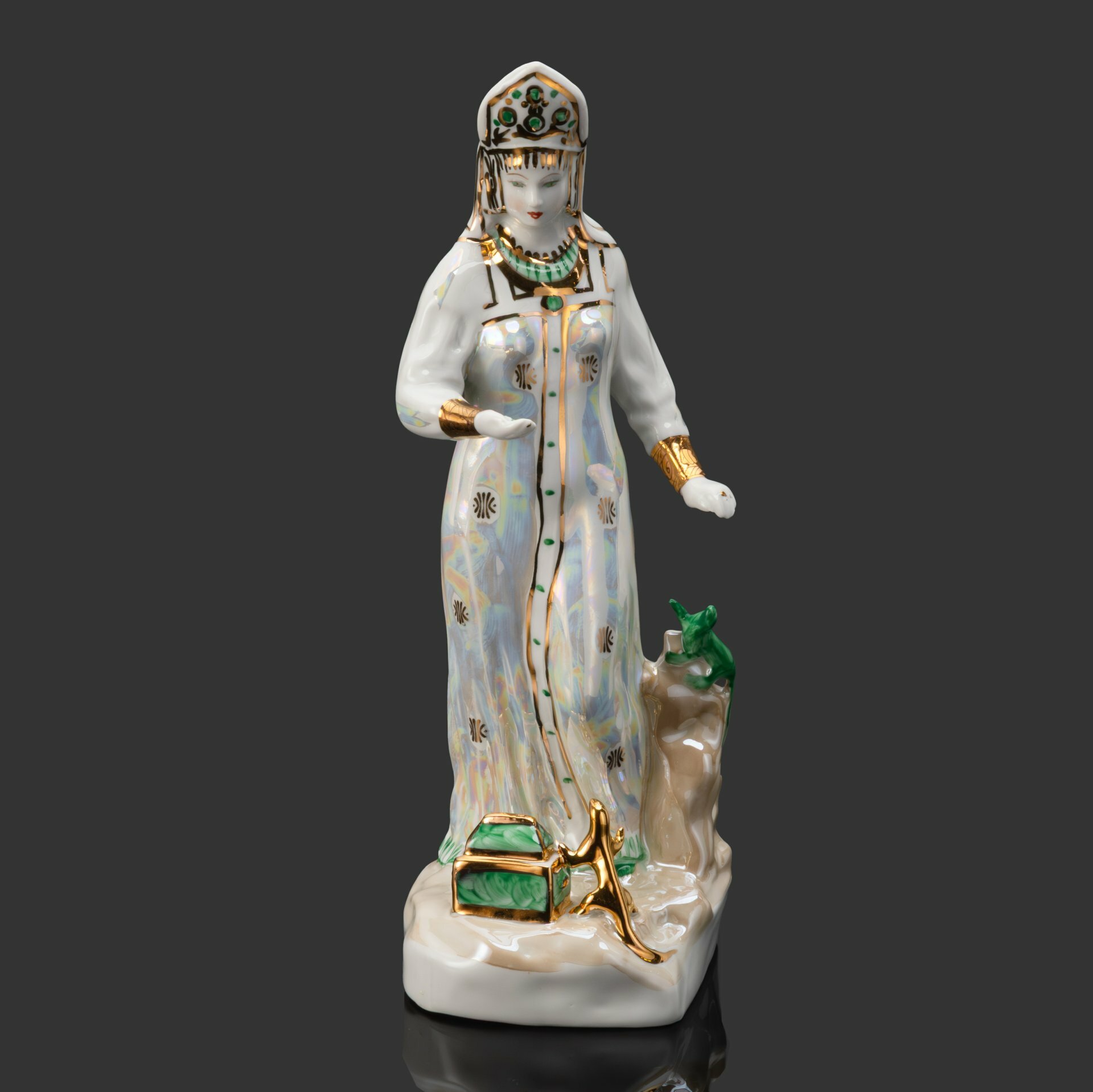 Статуэтка "Дары хозяйки Медной горы", скульптор Кожин П. М, художник Шепелева М. М.