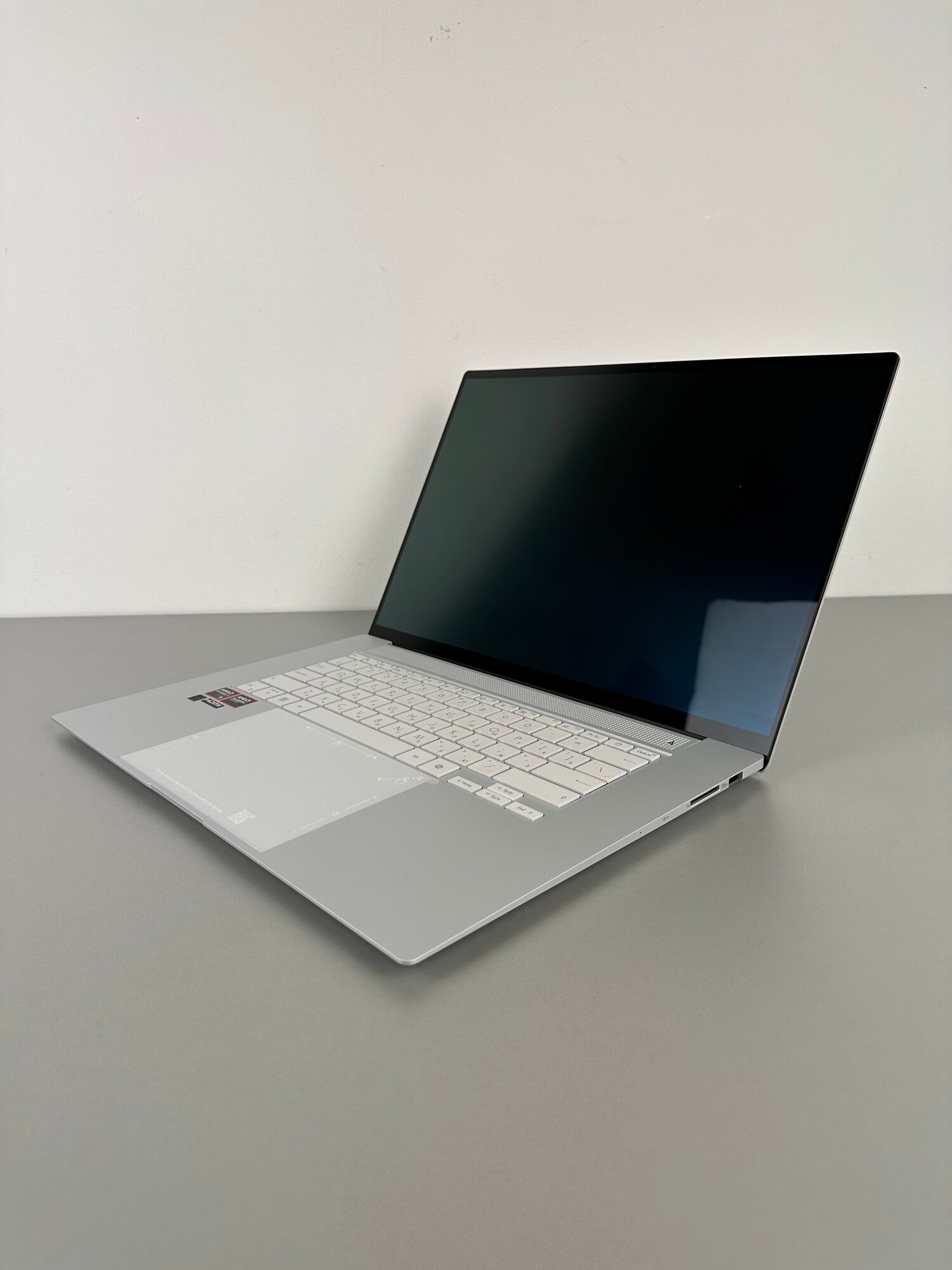 Полноразмерный ноутбук ASUS Zenbook S16