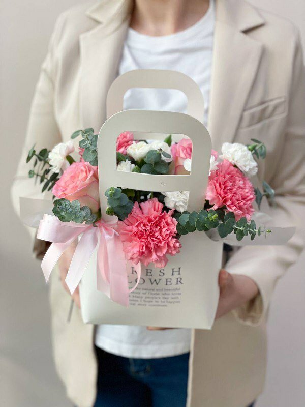 Сборная сумочка из розовых диантусов , роз и эвкалипта \ Размер М