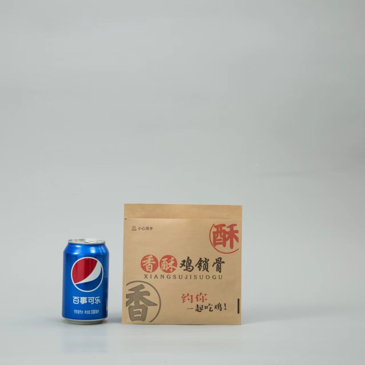 В наличии хрустящие куриные наггетсы в бумажном пакете, жареное куриное мясо с булочкой, готовый к употреблению закуска, маслостойкий пакет, бумажный пакет для куриных костей