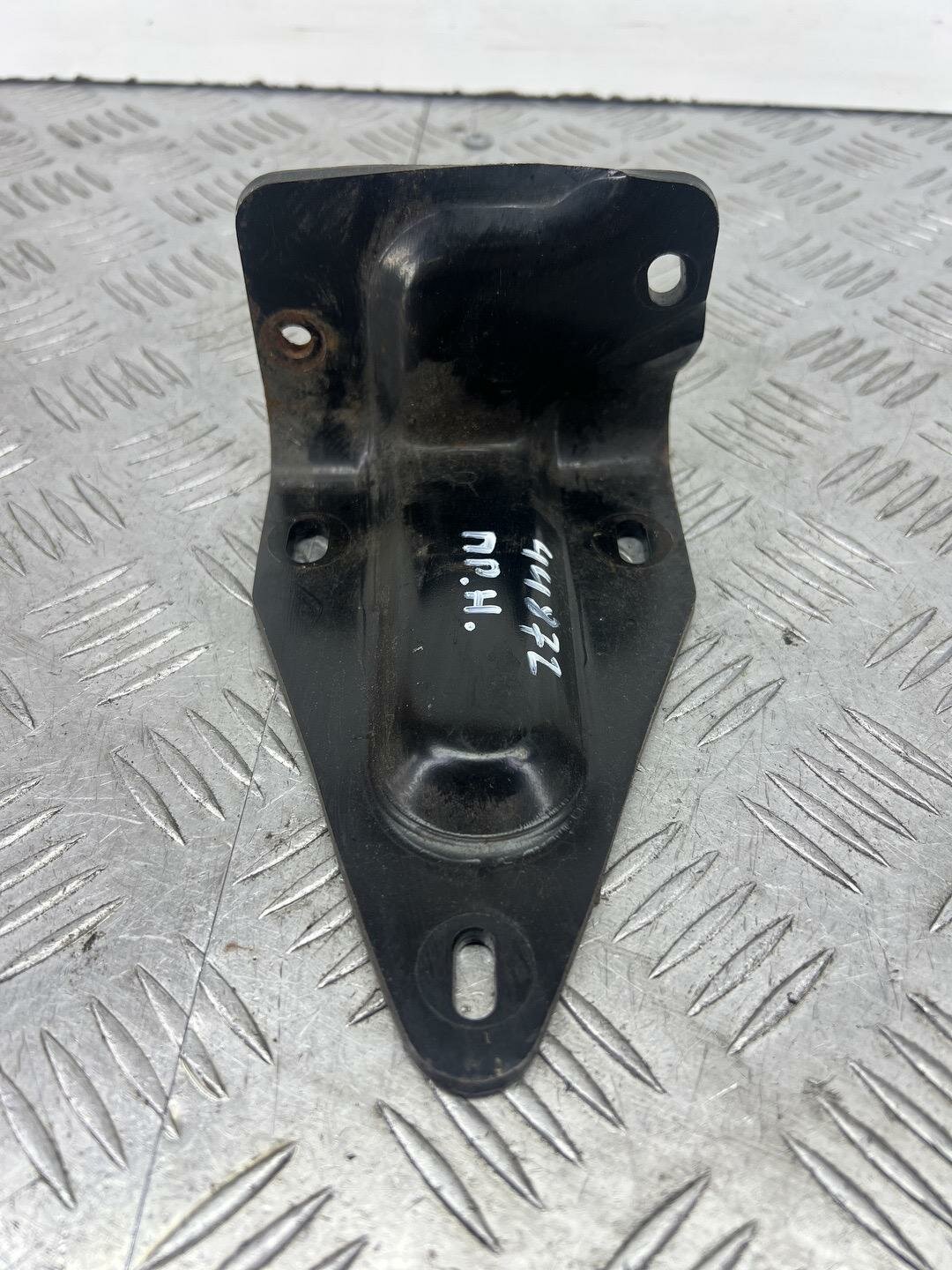 Петля двери Chrysler Voyager 4 2004