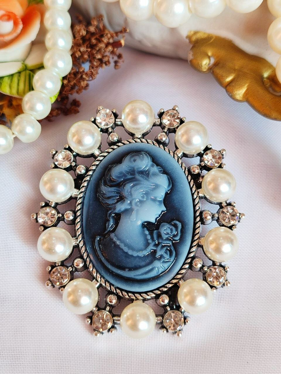 Брошь, стразы, эмаль