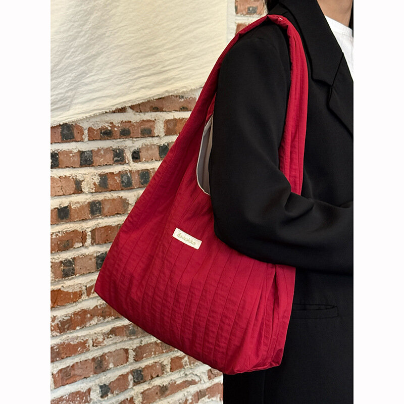 Красная полосатая холщовая сумка для женщин, новая модель 2025 года, вместительная плиссированная сумка-тоут для занятий, поездок на работу и шопинга.