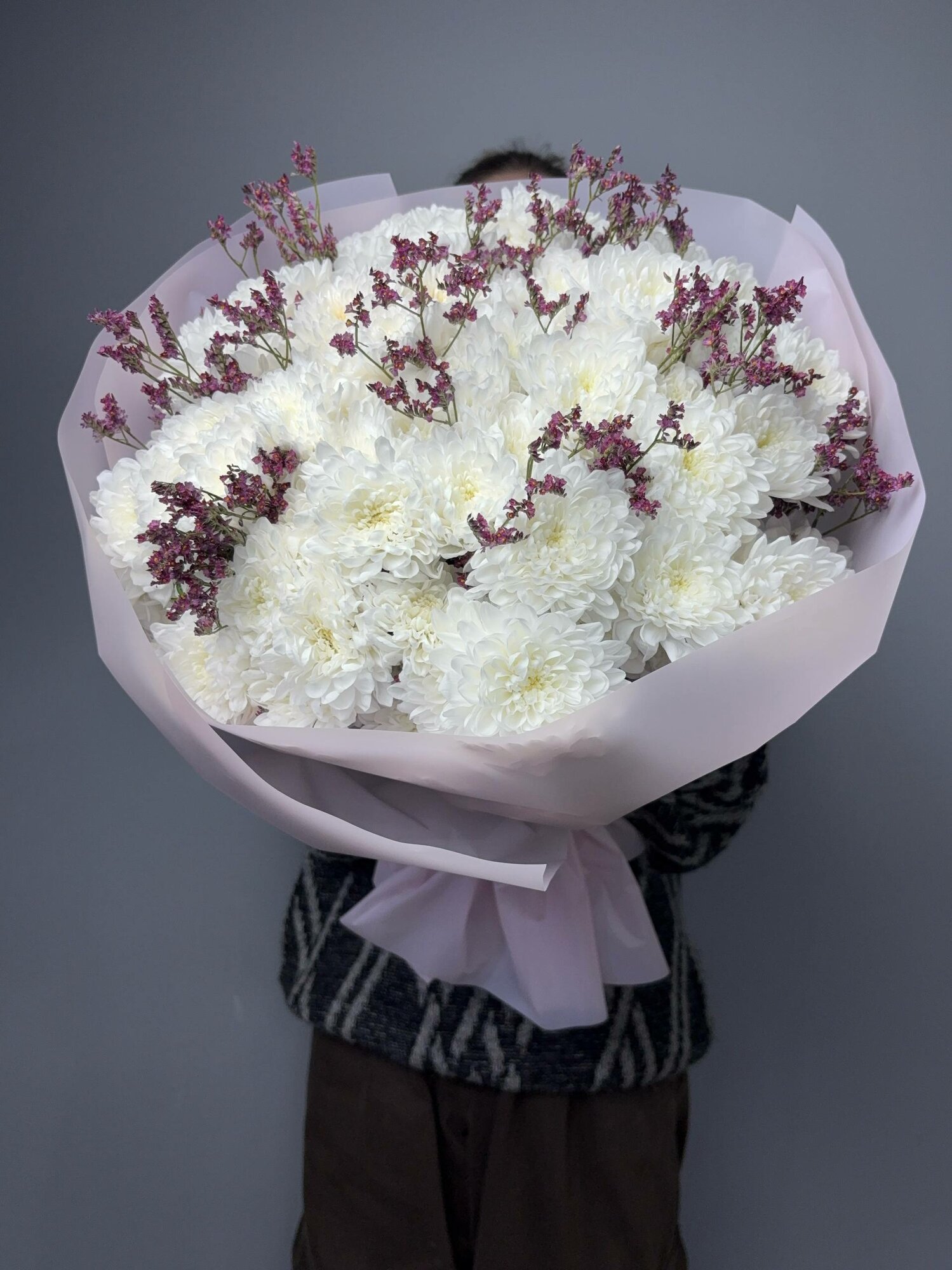 Пушистое облако: 15 кустовых хризантем и 10 лимониумов – FRESH FLORA купить свежие цветы с доставкой