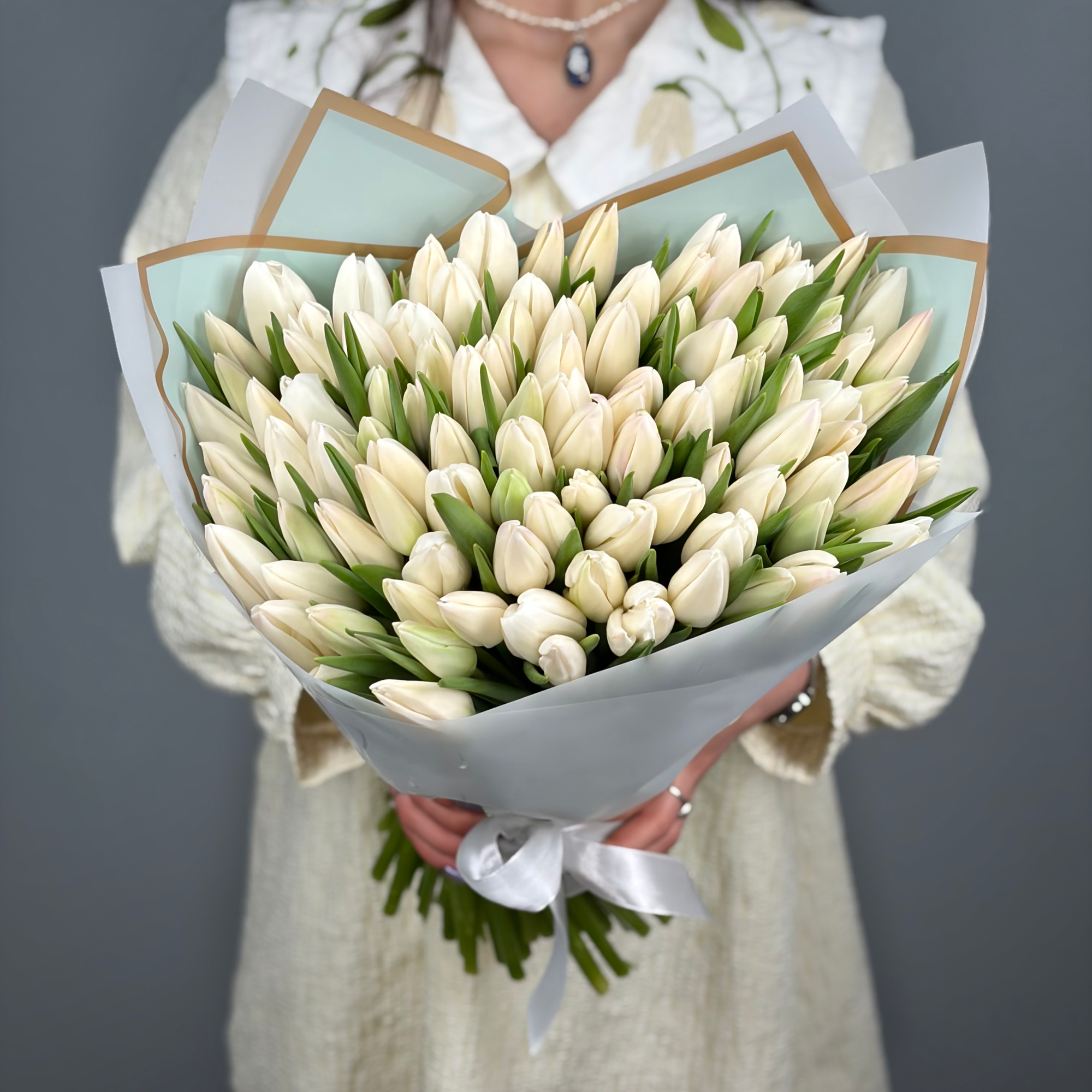 Букет из 101 белых тюльпанов в стильной упаковке. «365 Поводов» - живые цветы с доставкой
