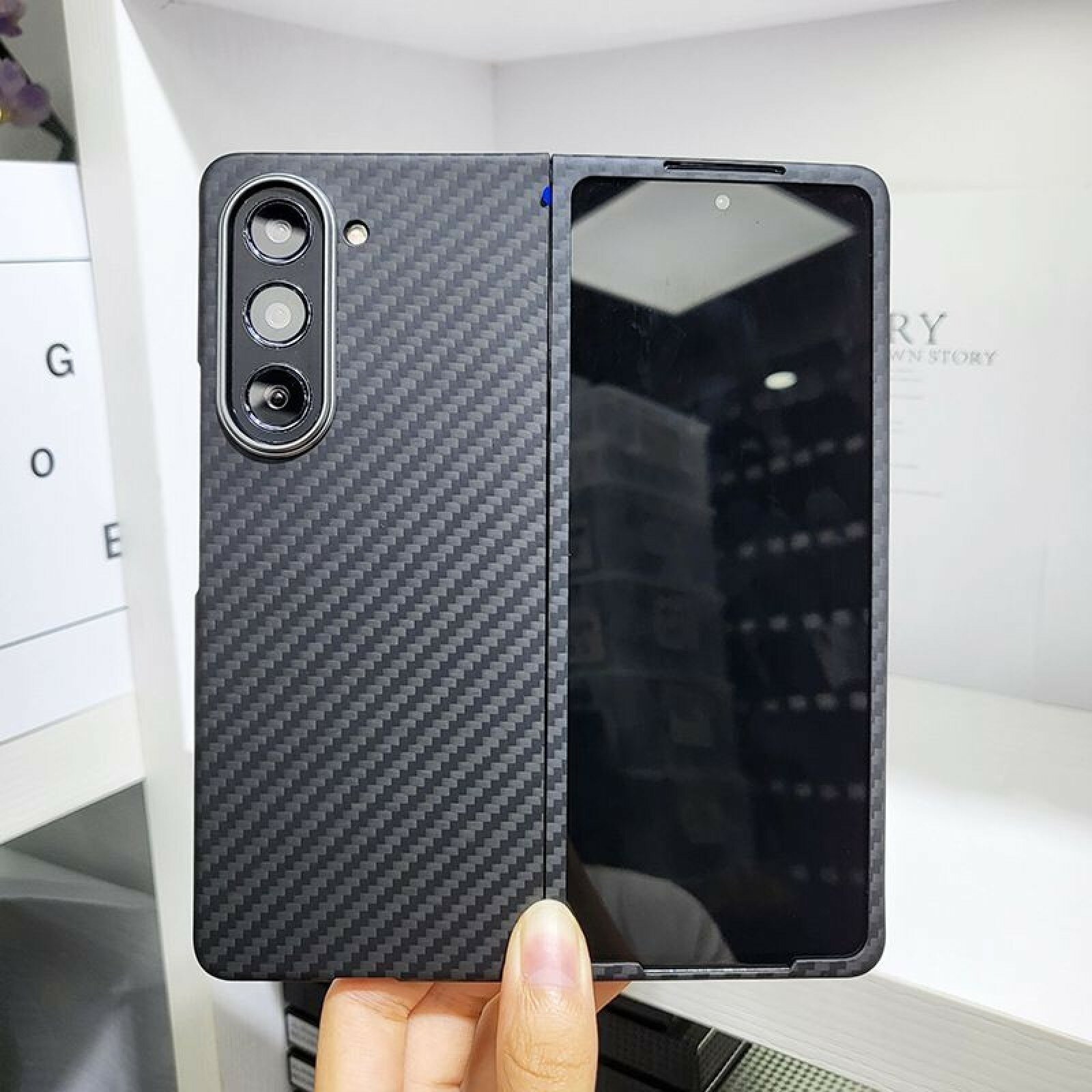 Защитный чехол MyPads из кевлара для Samsung Galaxy Z Fold 5 черный с фактурой углеродного волокна