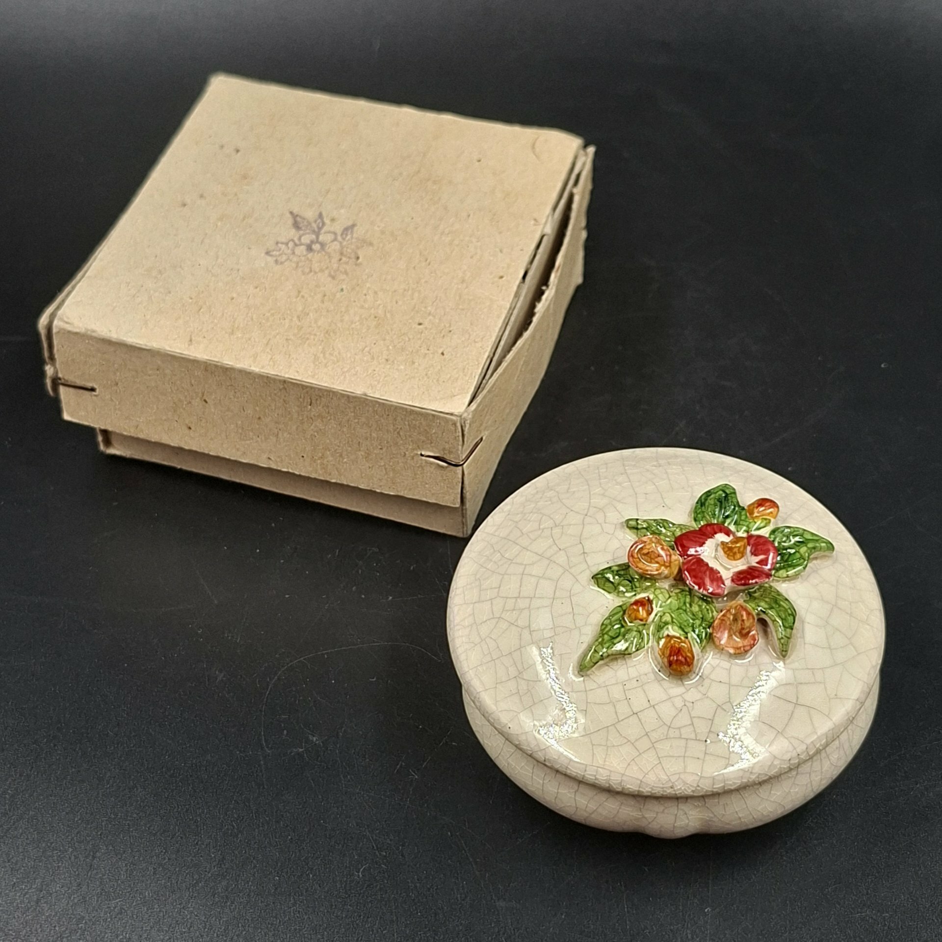 Шкатулка с цветочным декором и эффектом кракле, в коробке, керамика, роспись