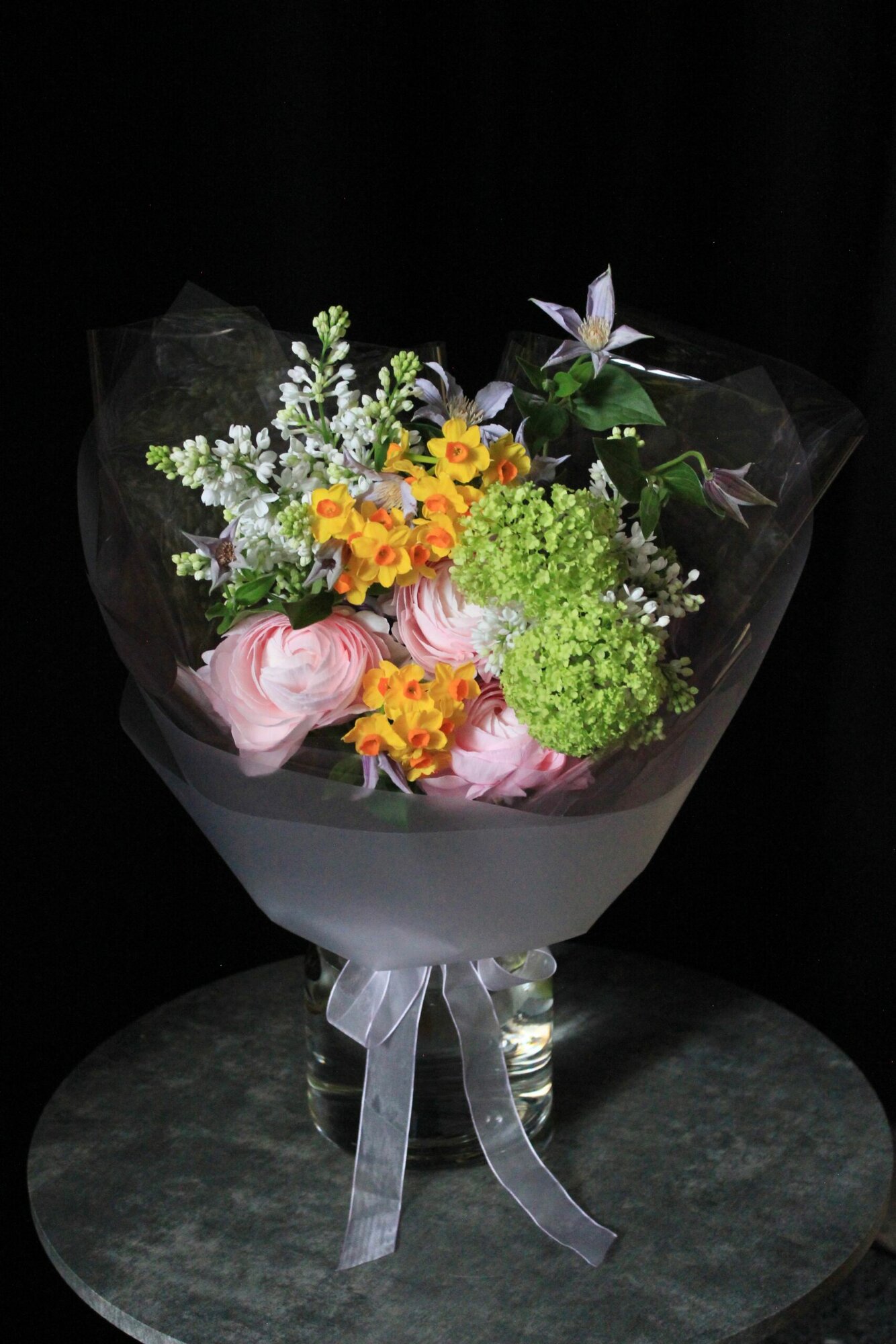 Букет от клумба. москва "Весенний микс", с сиренью, размер S