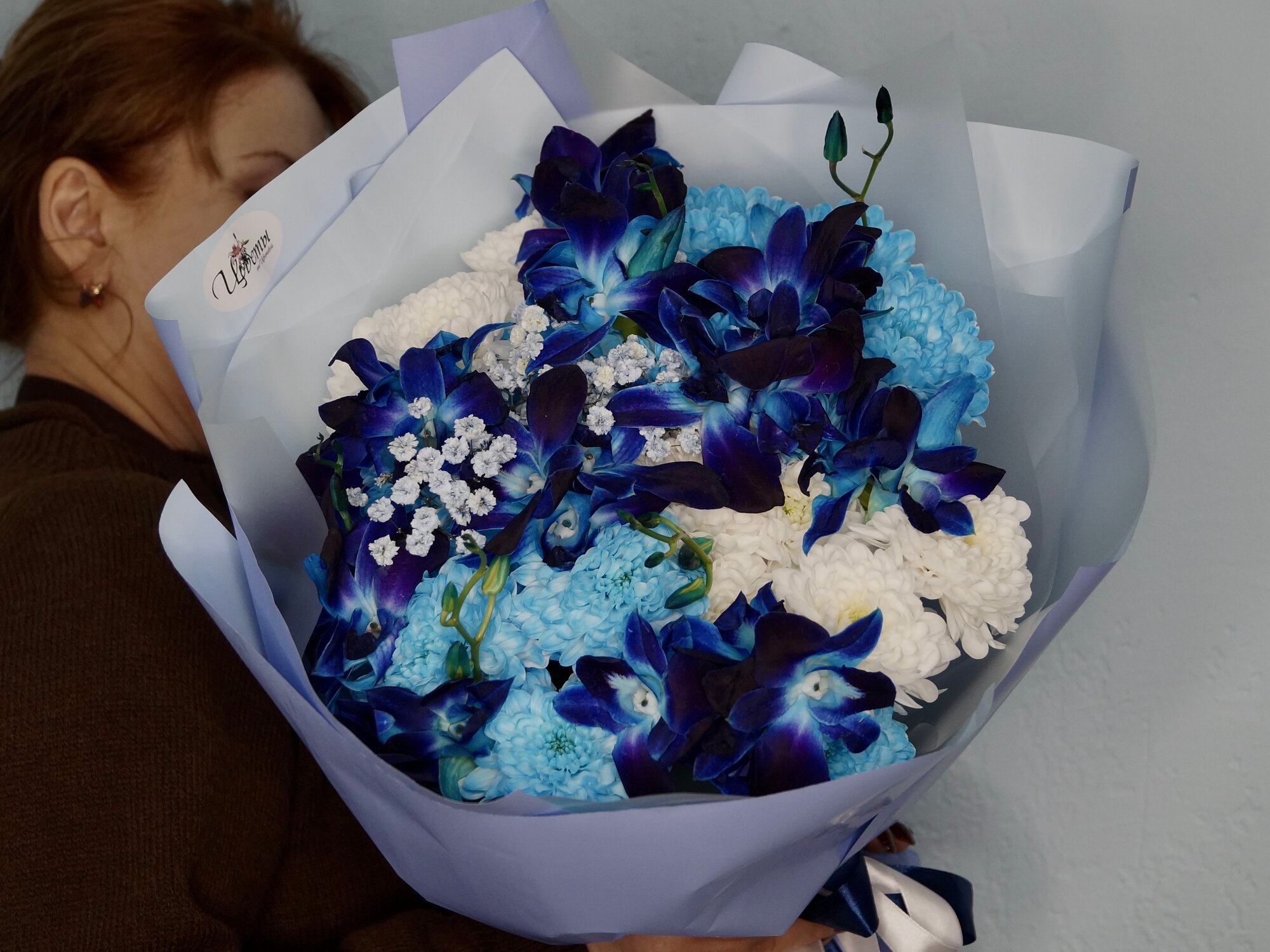 Букет из хризантем, дендробиумов и гипсофил, 11 шт, в оберточной бумаге