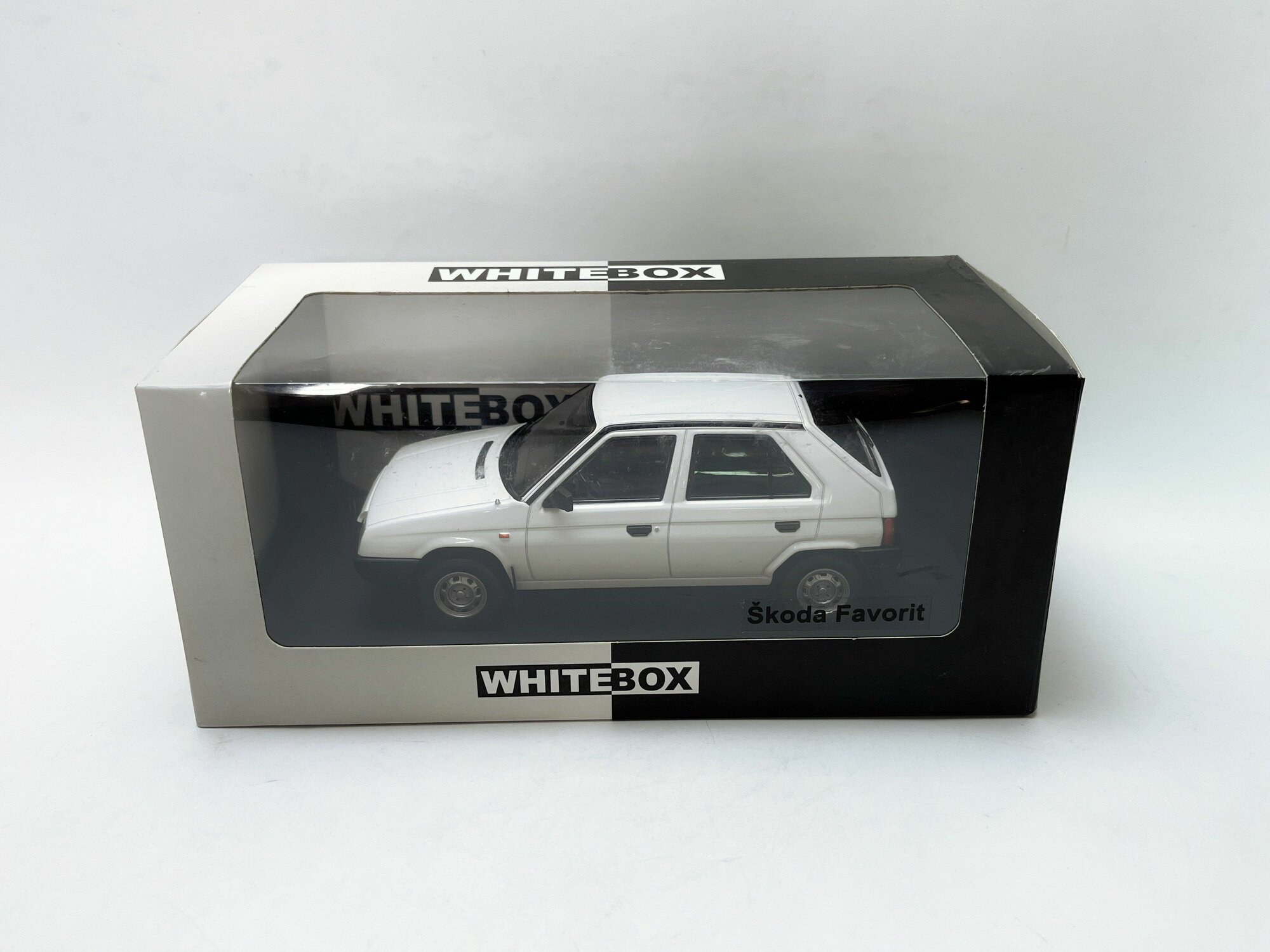 WHITEBOX Машина в масштабе 1:24 Skoda Favorit WB124141 Литая модель автомобиля
