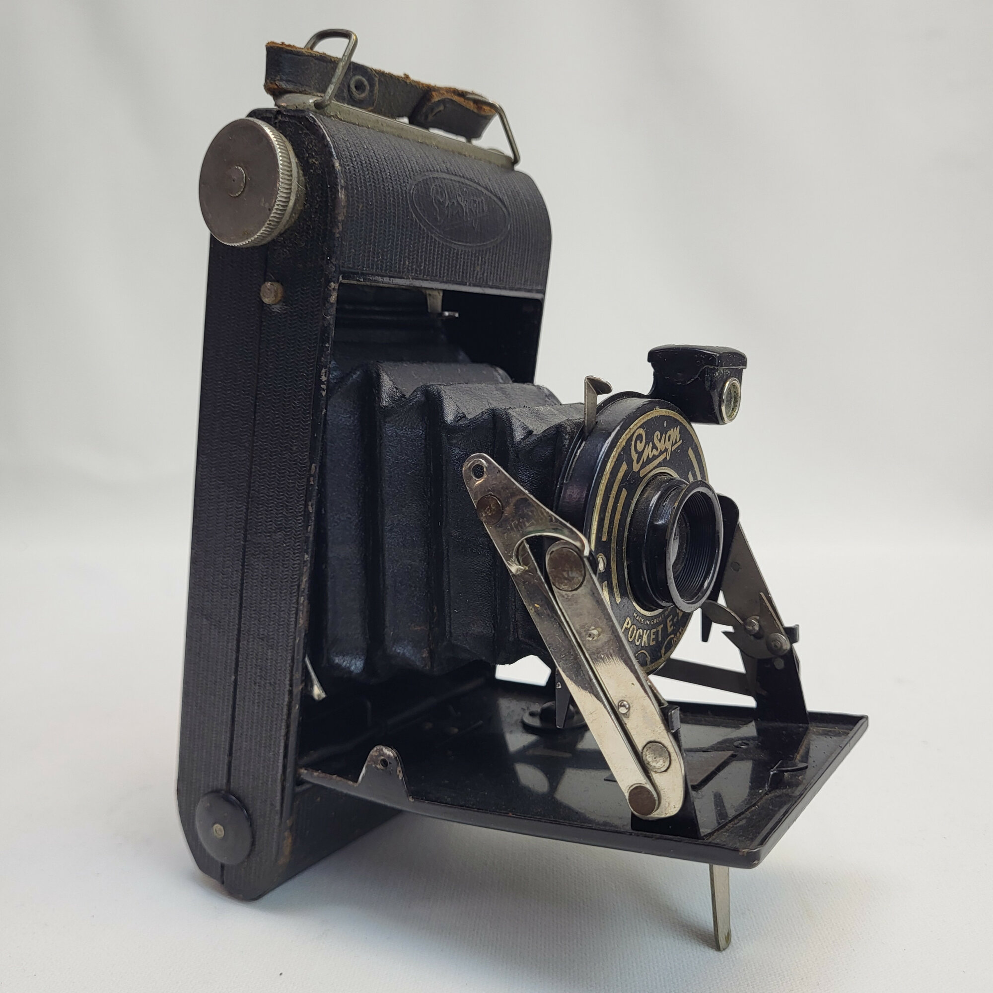 Фотоаппарат винтажный, СССР. Складной карманный Ensign Pocket E20, с кожаным чехлом