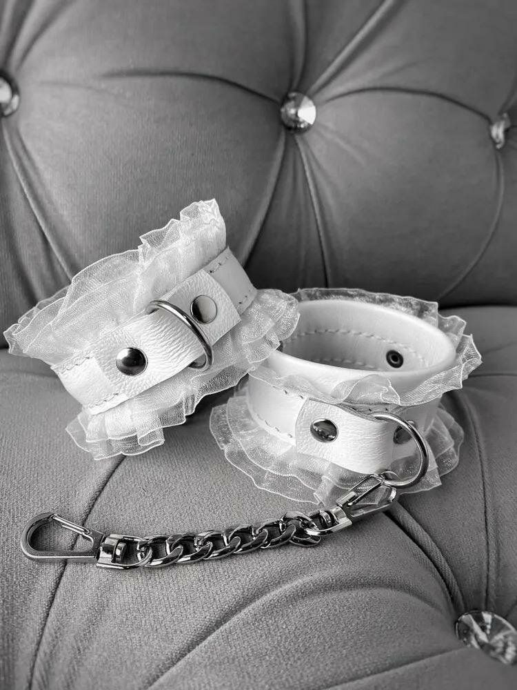 Наручники белый кожа рюши INDIGO Наручники белый кожа рюши