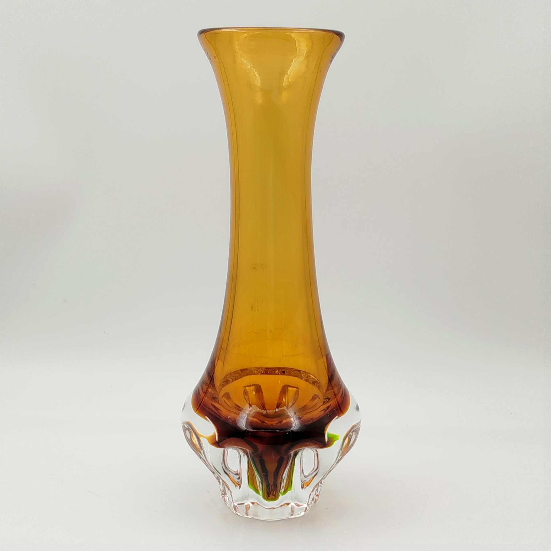 Ваза лаконичной формы на фигурном основании, цветное стекло, гутная техника