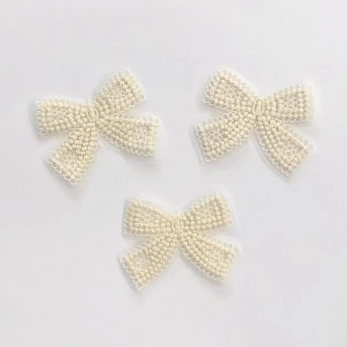 Белые бантики-аппликации E-20pcs