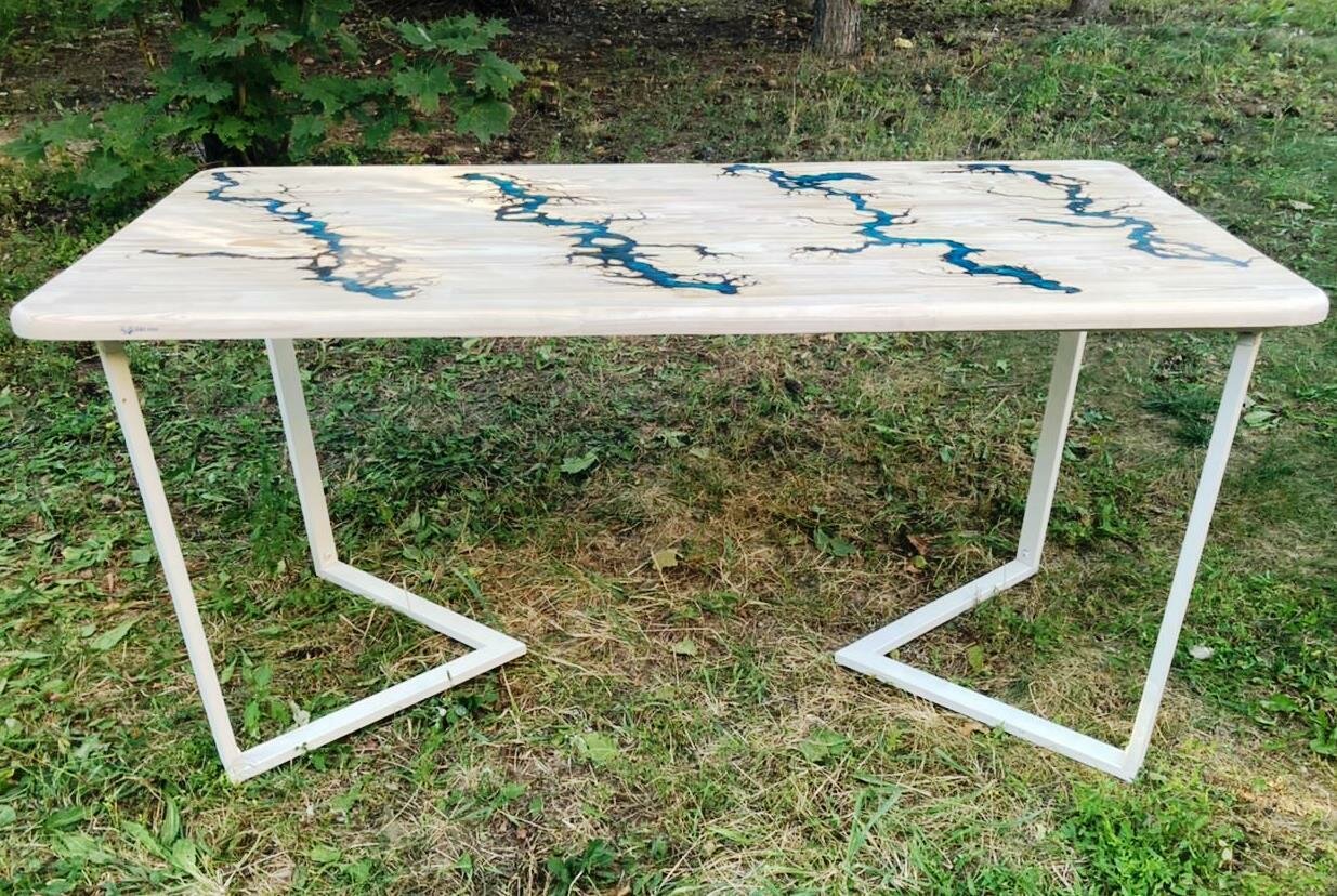 Стол из натурального дерева (массив сосны) с бирюзовыми молниями залитыми ювелирной эпоксидной смолой на металлическом лофт подстолье