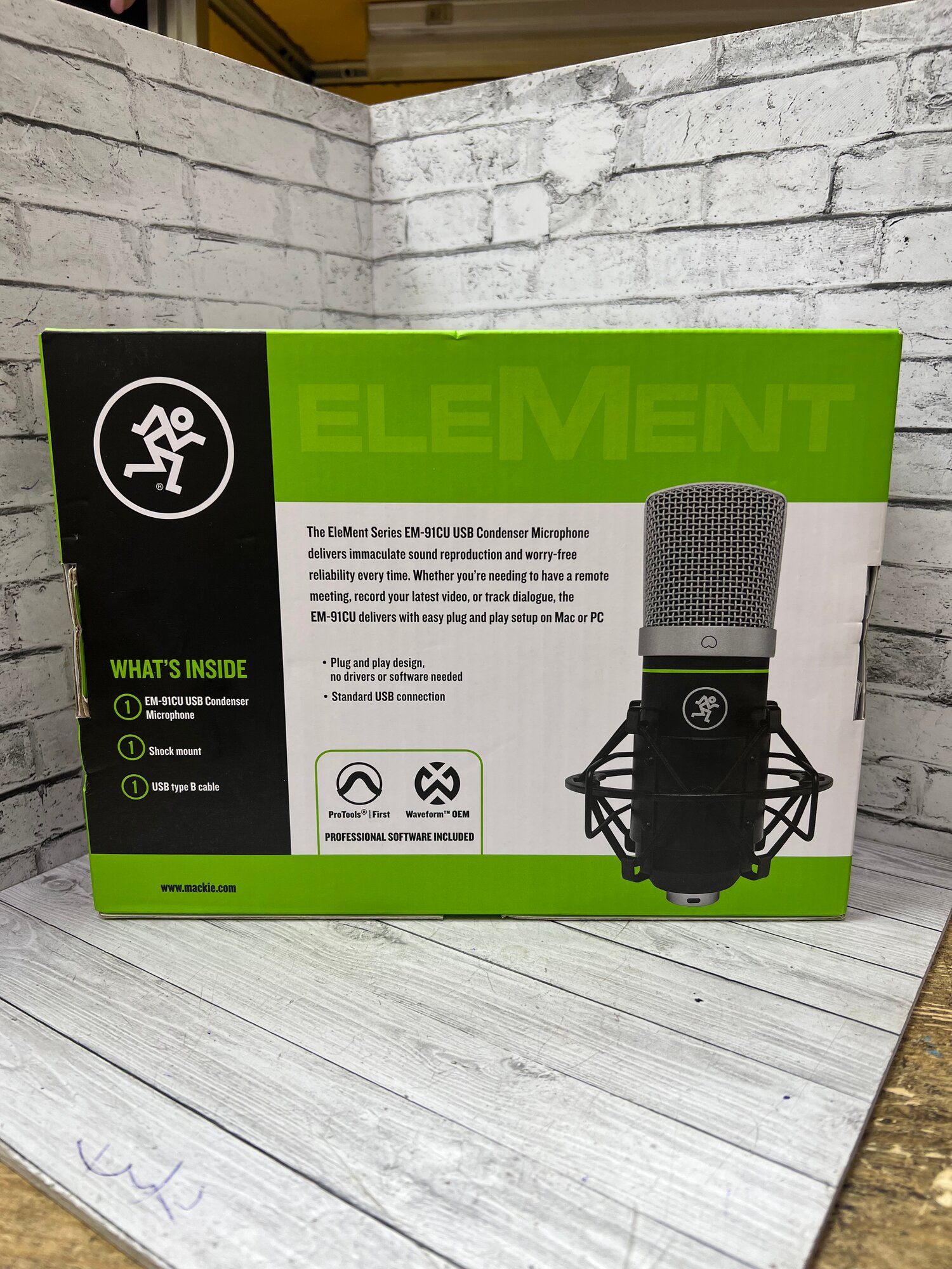 Студийный конденсаторный USB - микрофон с большой диафрагмой Mackie EM-91CU