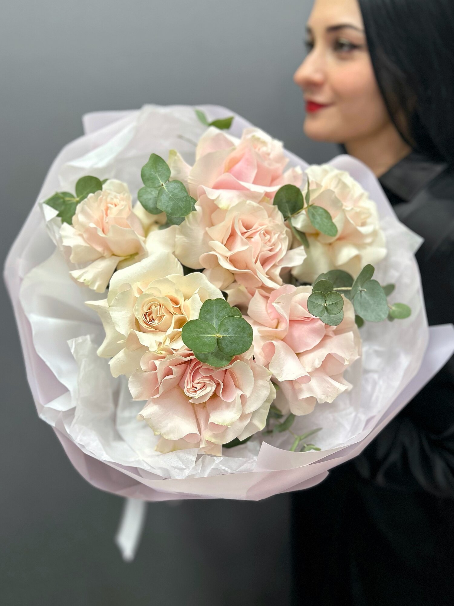 Нежный монобукет из 7 Французских роз и веток эвкалипта (50 см)