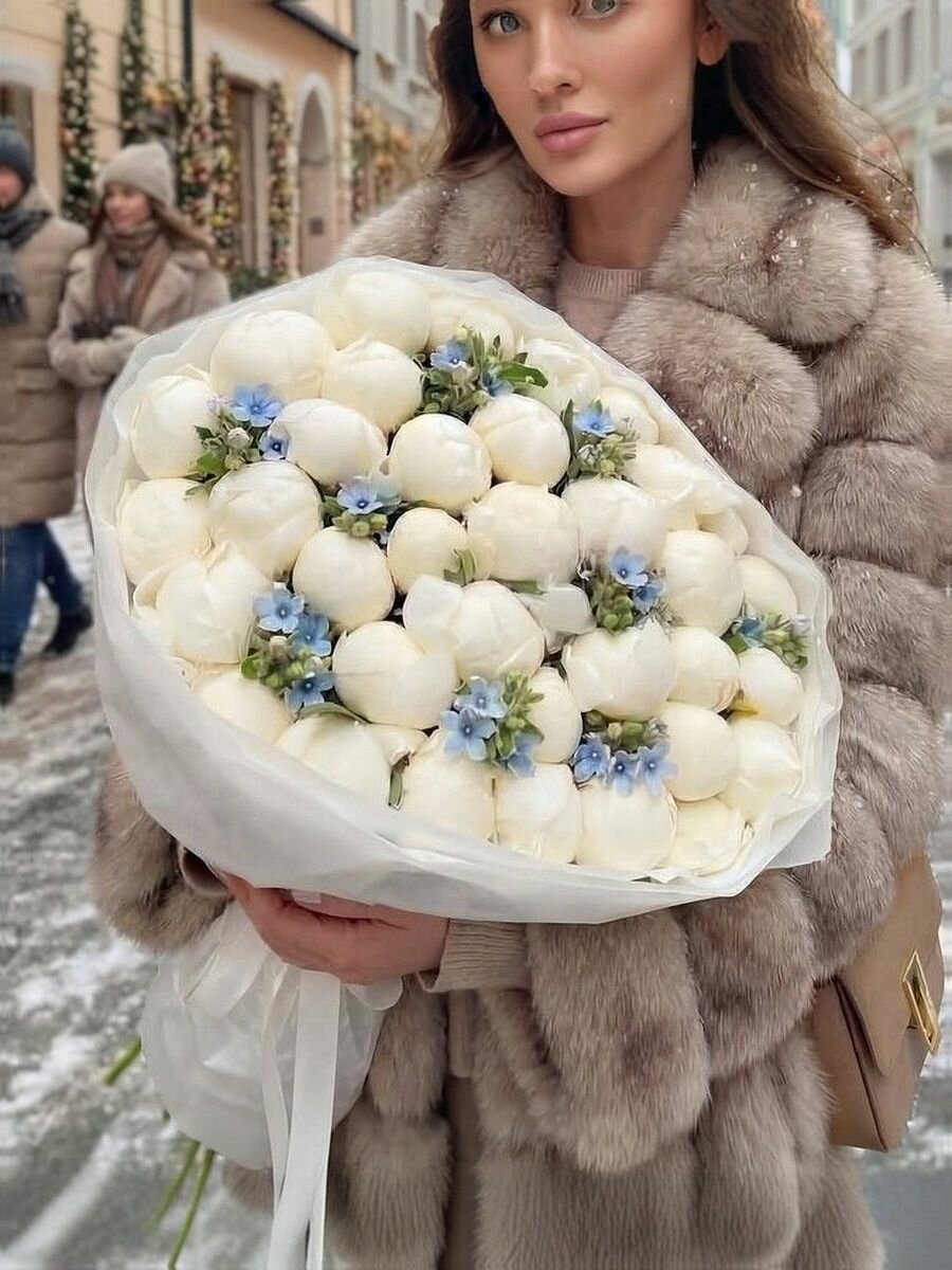 Большой букет из белых пионов и незабудок