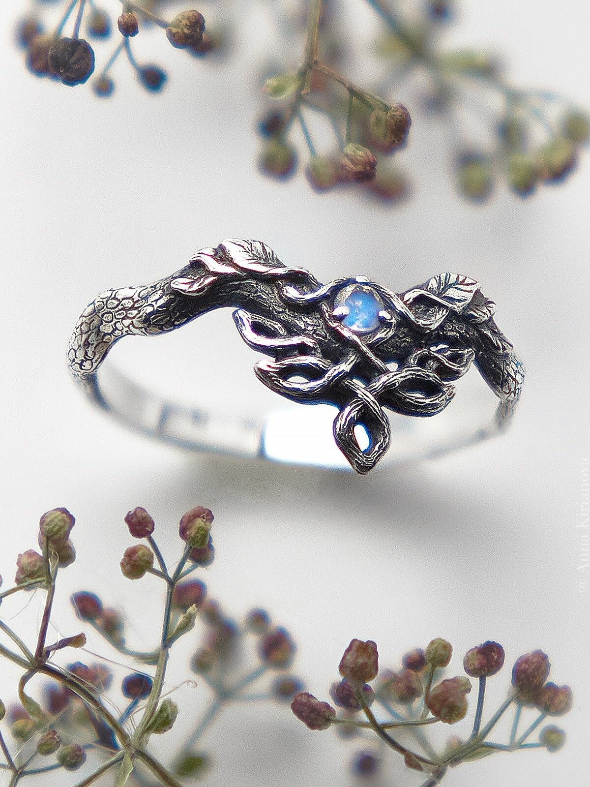 Кольцо помолвочное, обручальное, серебро, 925 проба, оксидирование, чернение, лунный камень