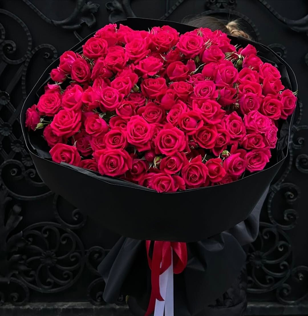 Шикарный букет из кустовых красных роз в черной оберточной бумаге, роскошный букет, идеальный подарок