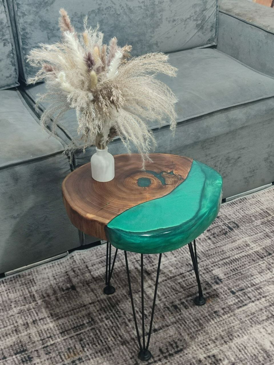 Журнальный стол из массива акации и эпоксидной смолы 44*42*52 ART-SLEB